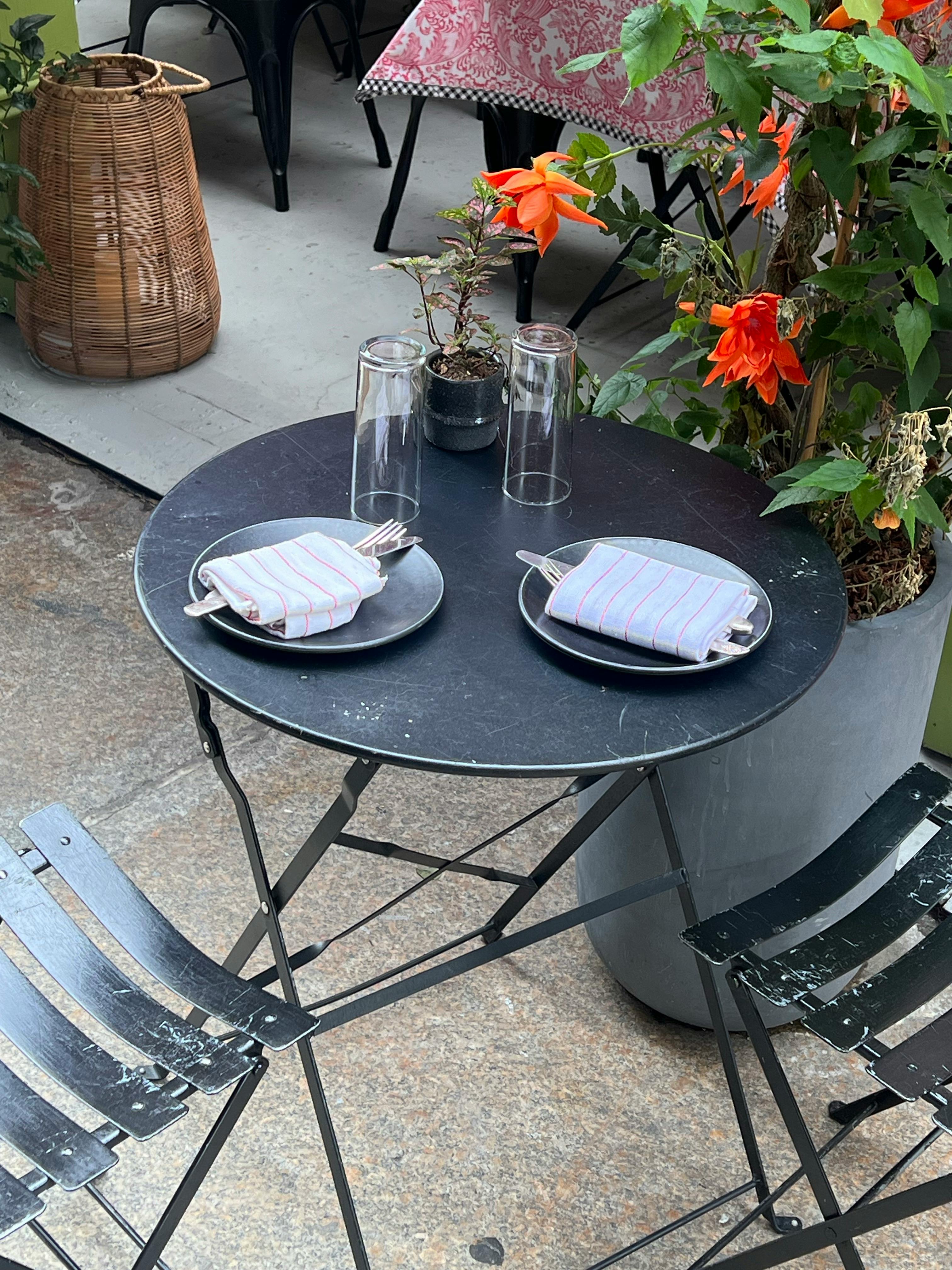 Street view of a coffee terrace with tables and chairs · Free Stock Photo