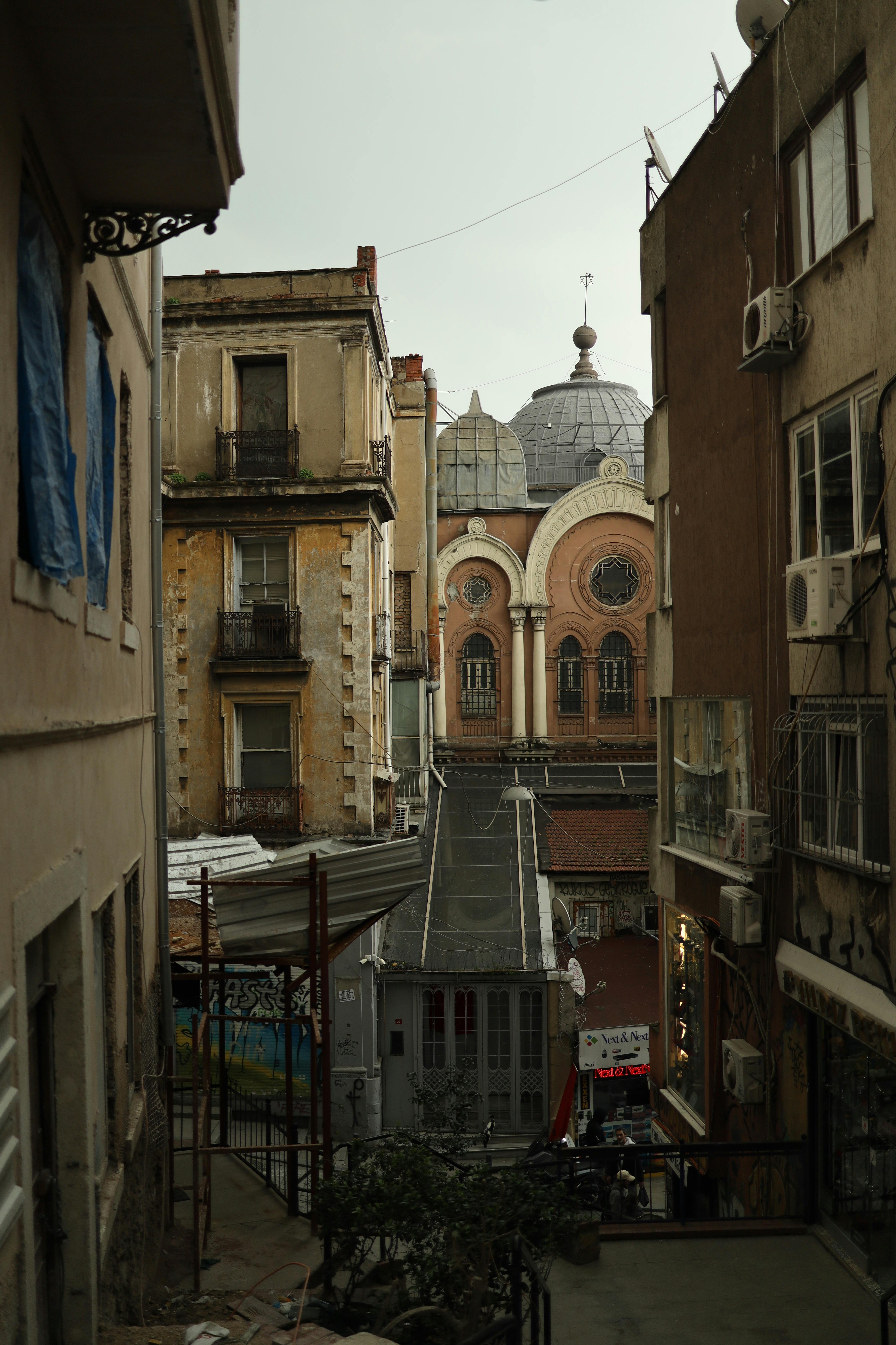 Synagogue in a Narrow Alley in Istanbul · Free Stock Photo