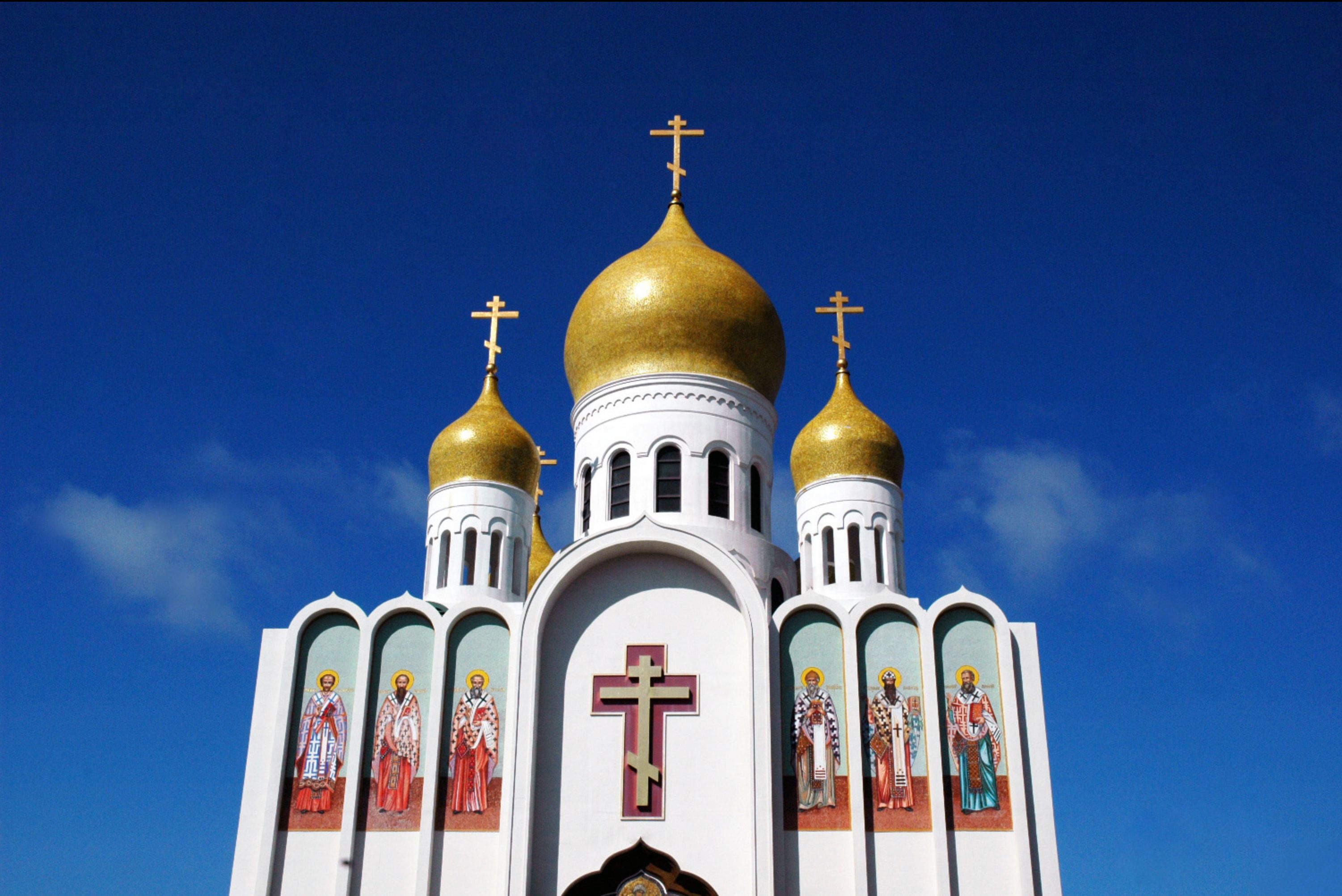 A church with gold domes and a blue sky · Free Stock Photo