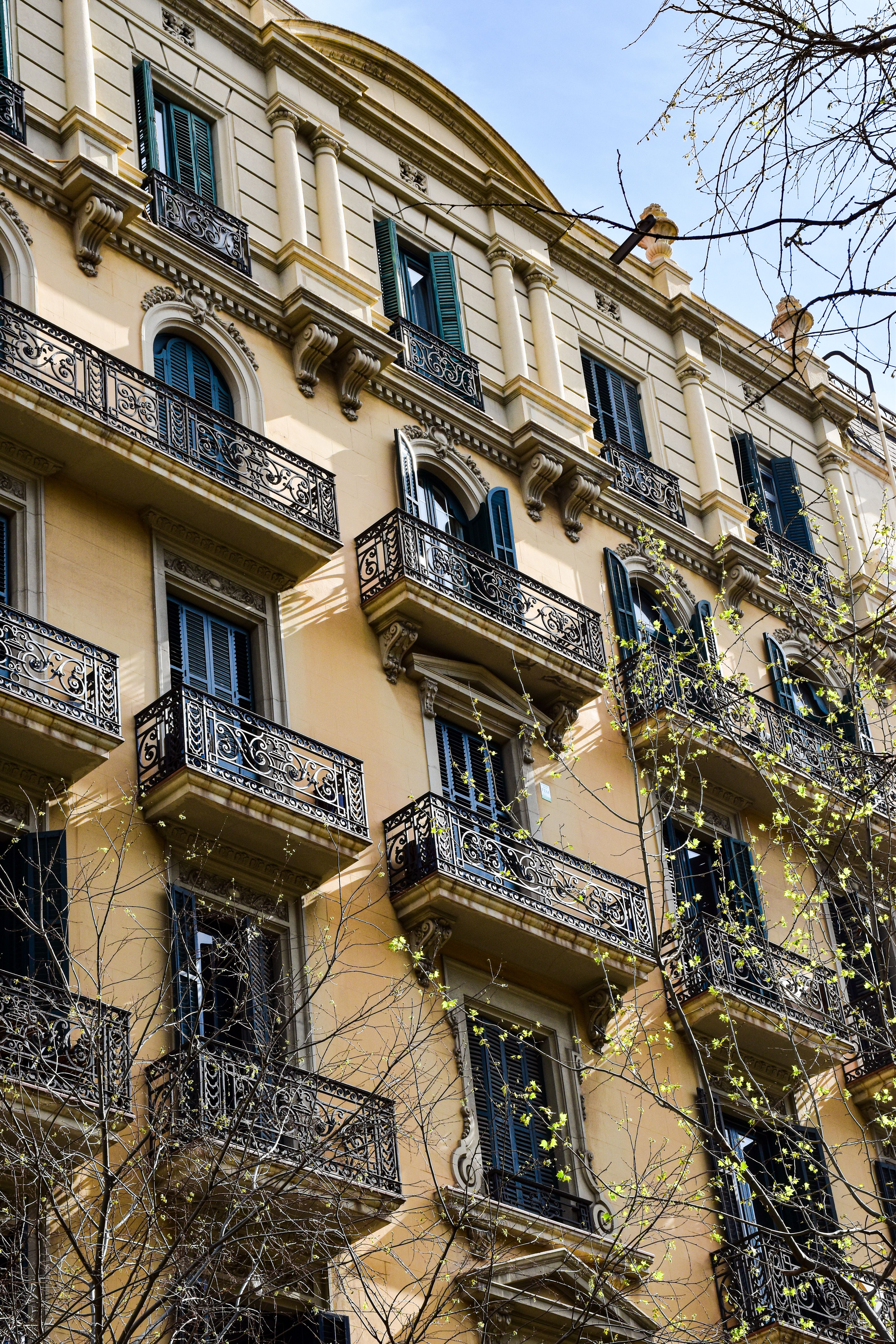 A building with balconies and balconies on the top · Free Stock Photo