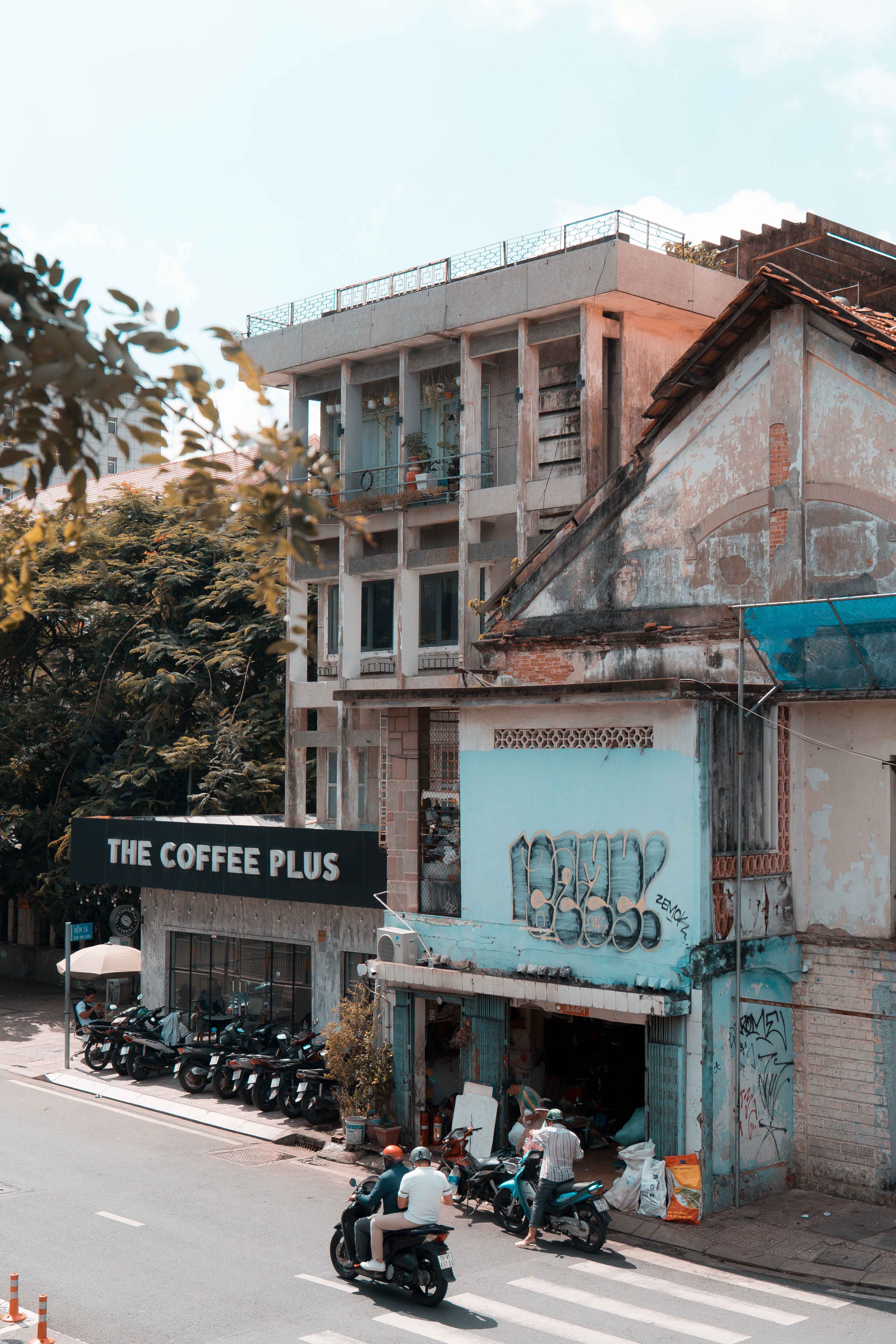 A street with a coffee shop and a building · Free Stock Photo