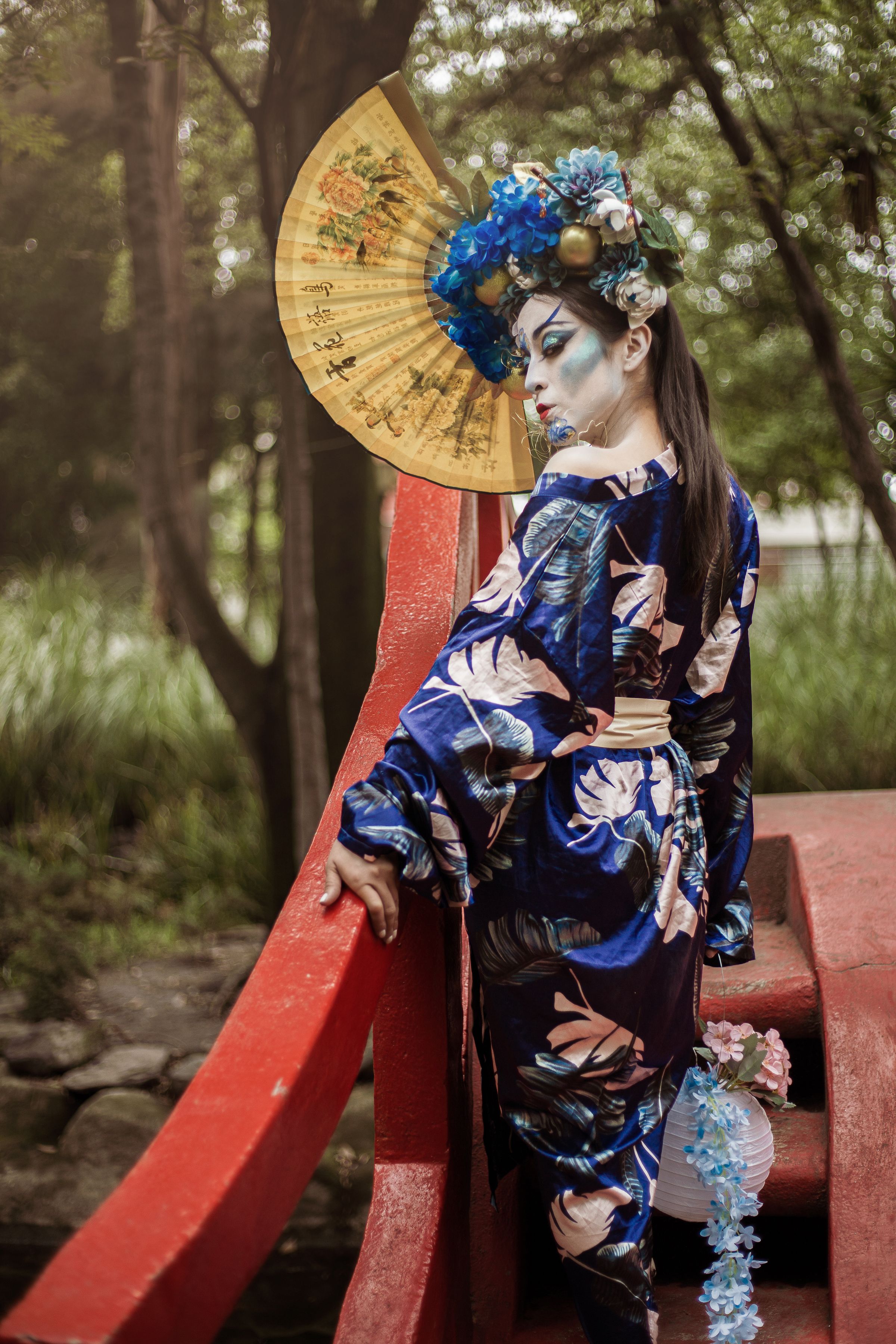 geisha de espalda cruzando puente · Free Stock Photo