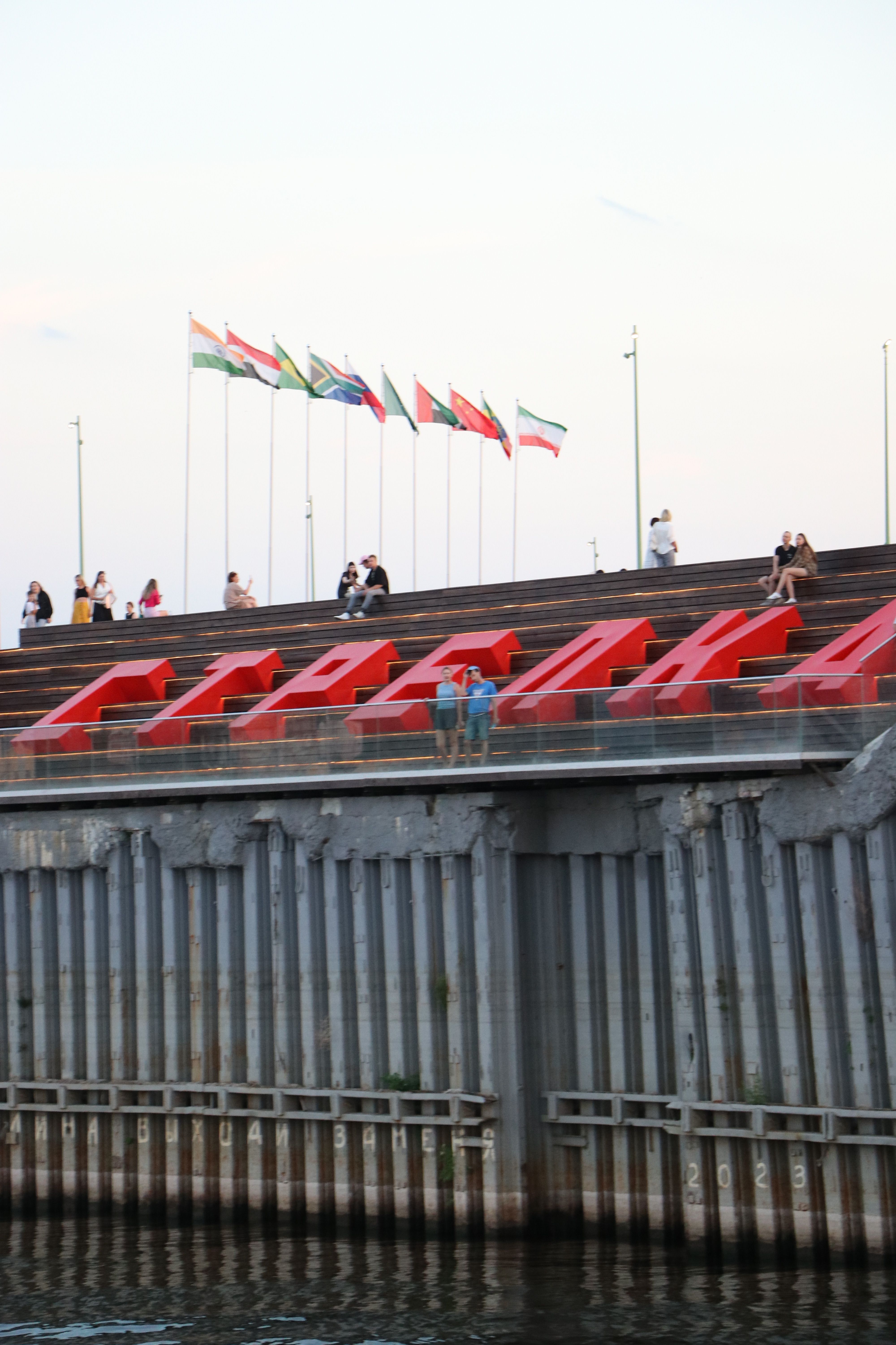 The red letters are on the side of a bridge · Free Stock Photo