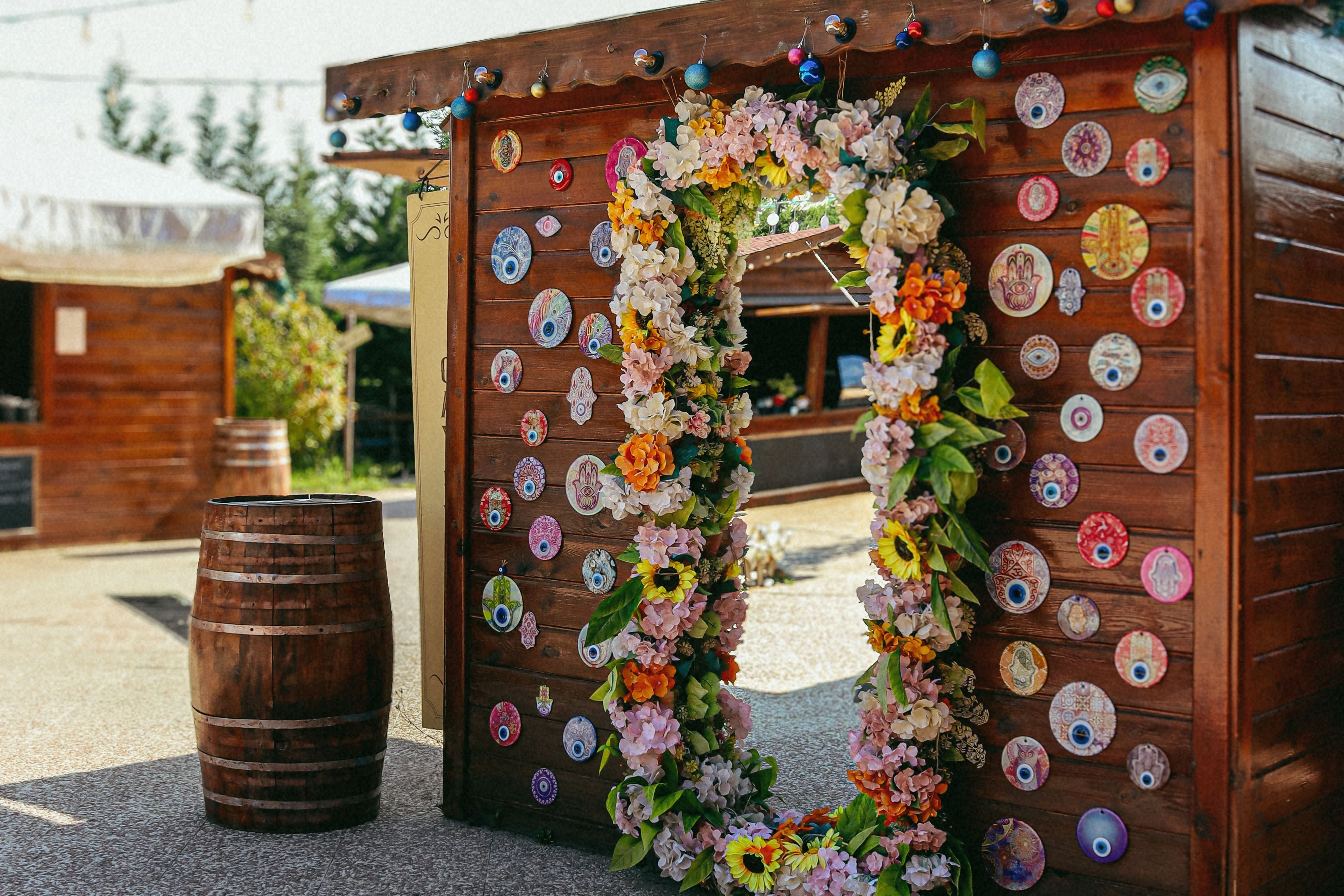A wooden booth with flowers and beer bottles · Free Stock Photo