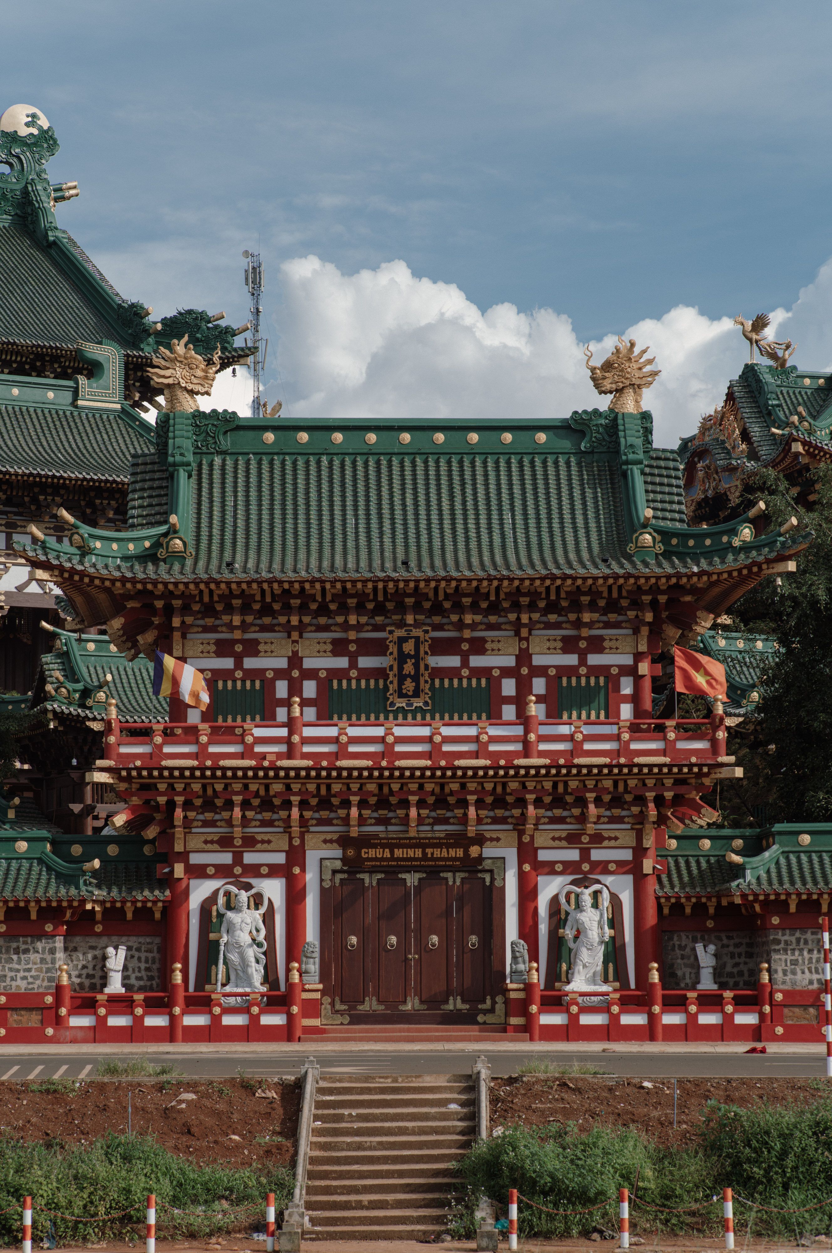 A large asian temple with red and green roofs · Free Stock Photo
