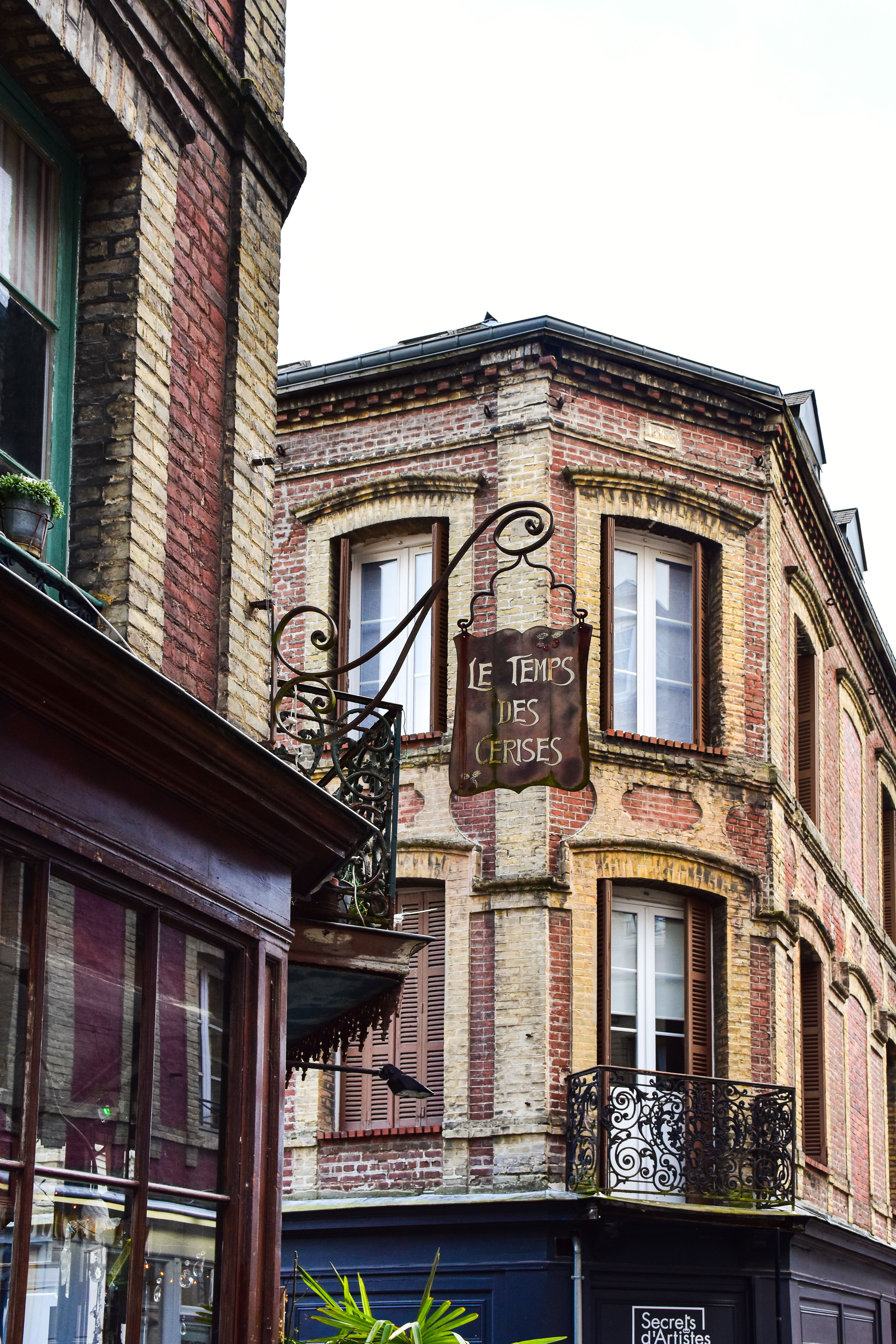 A building with a balcony and a sign on it · Free Stock Photo