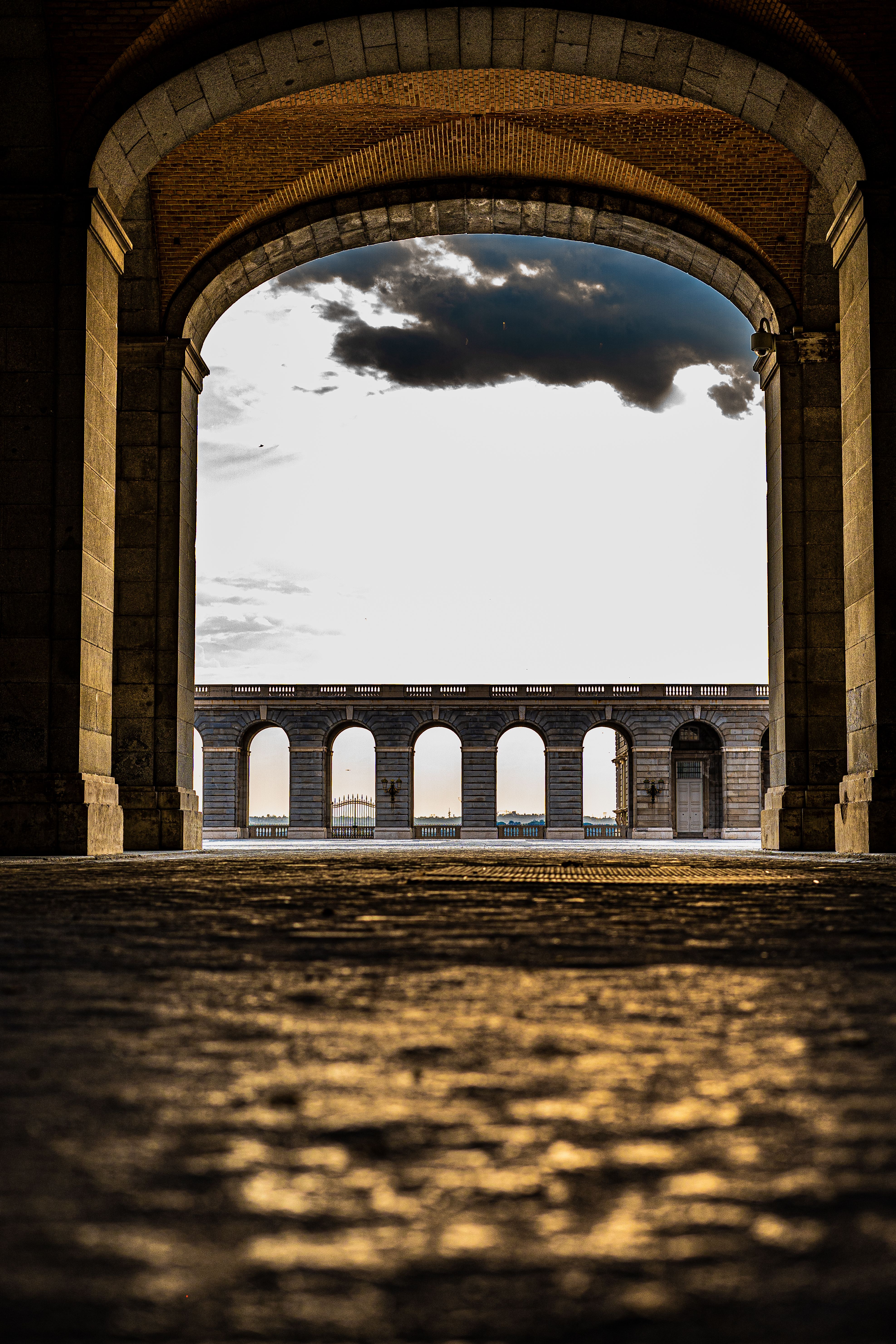A view of the sky through an archway · Free Stock Photo