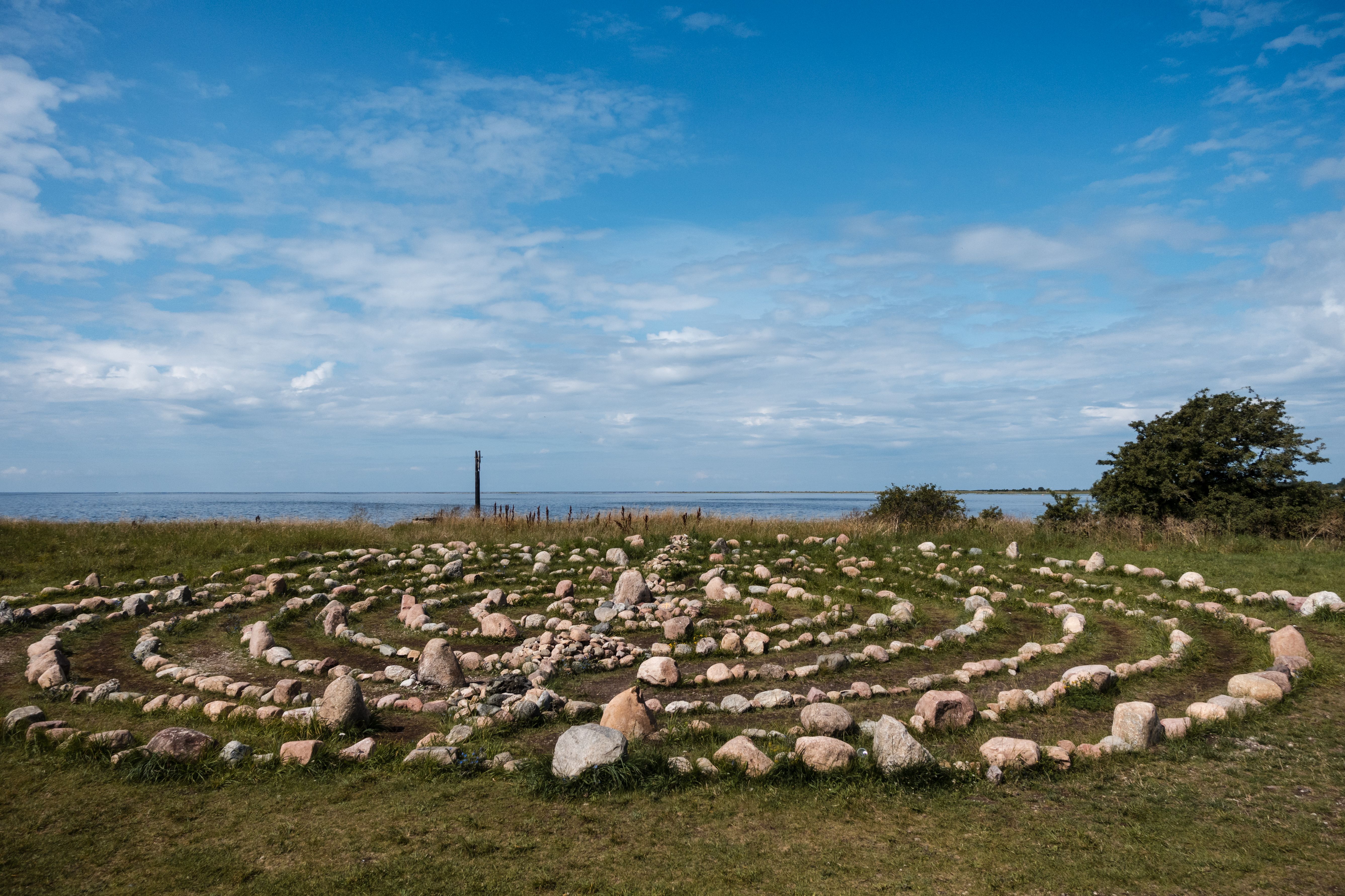 A large circular stone maze in the middle of a field · Free Stock Photo