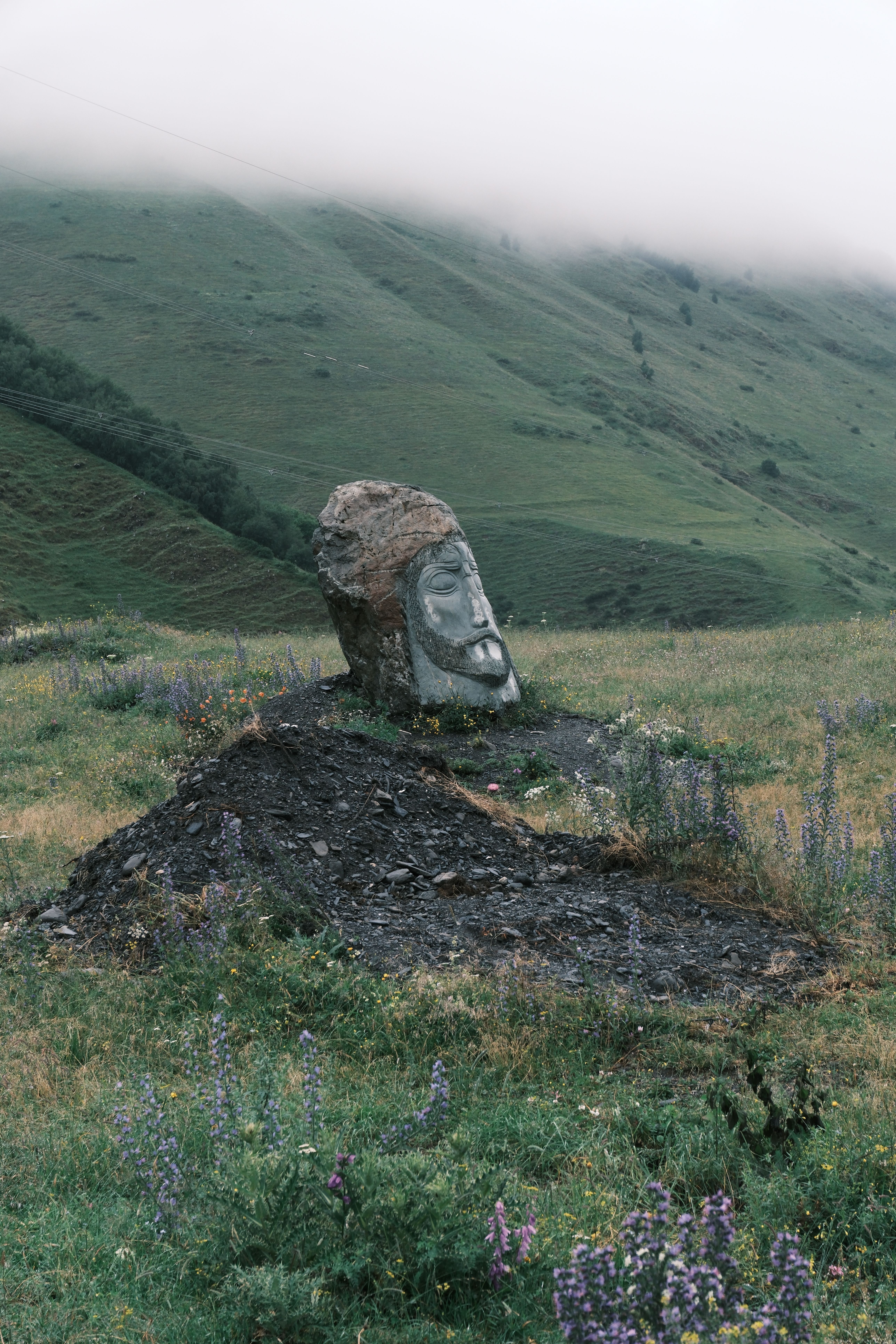 Giant Stone Head Sculptures in Sno. Fog on background · Free Stock Photo