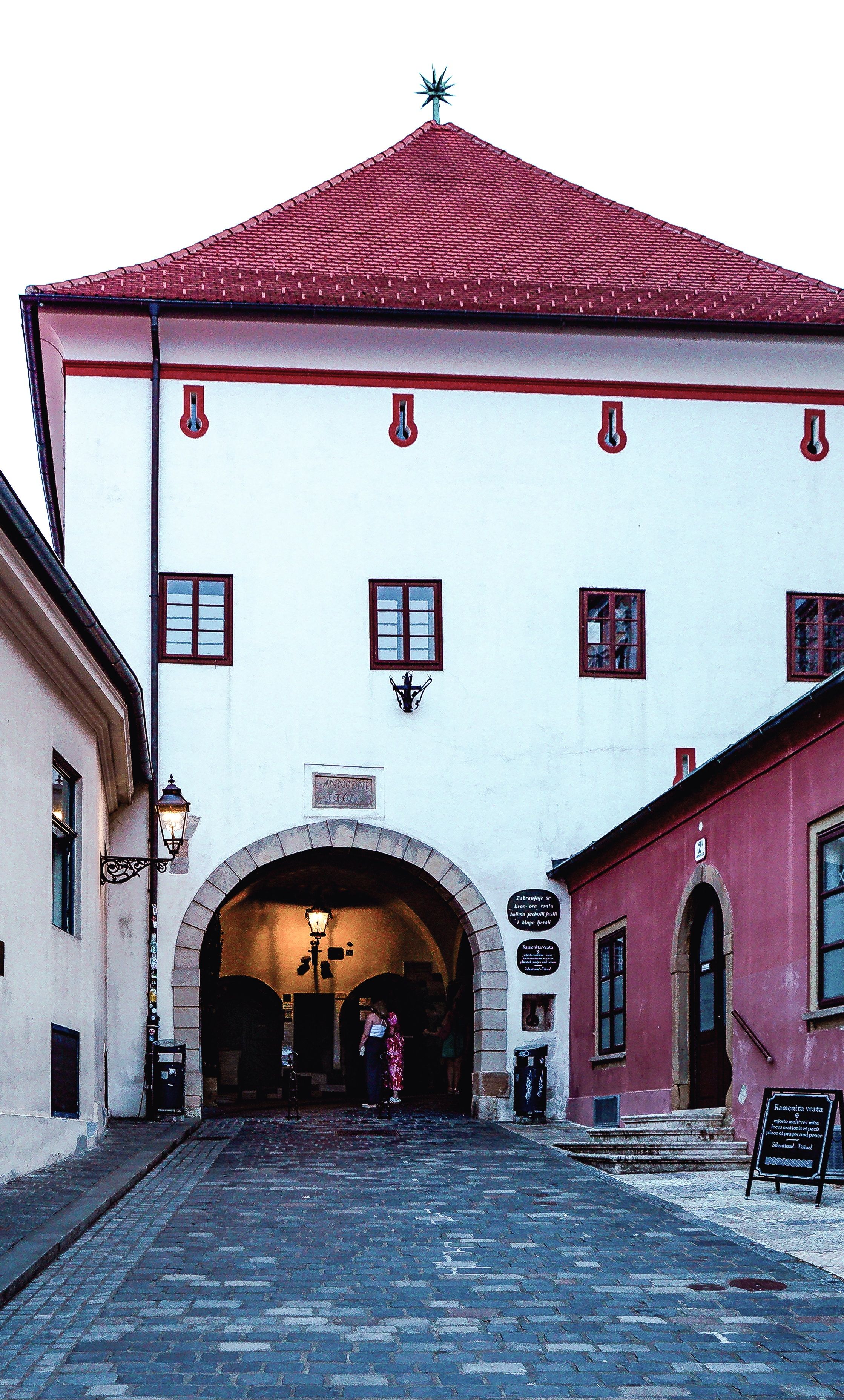 A castle with a red roof and white walls · Free Stock Photo