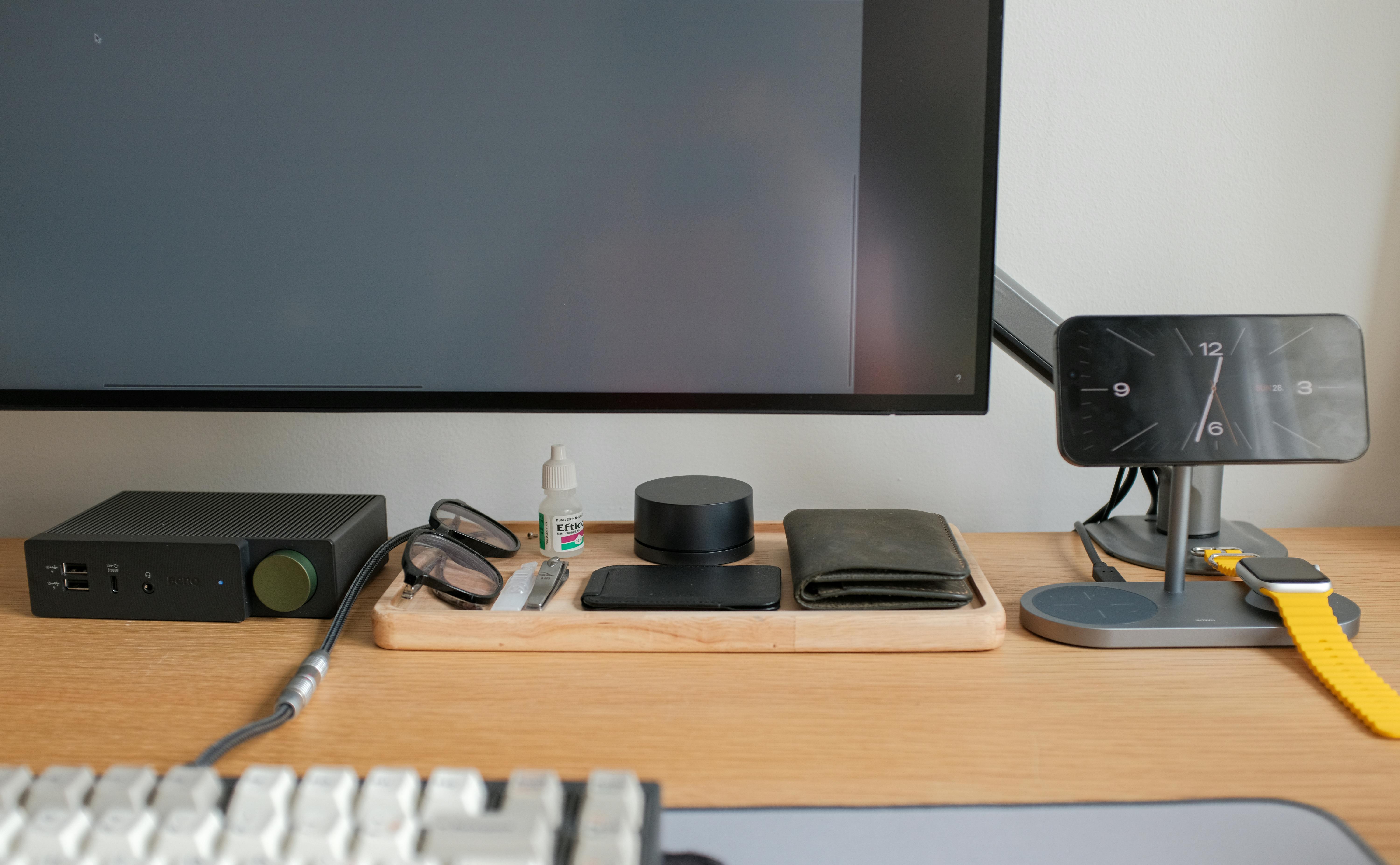 A computer monitor, keyboard and mouse on a desk · Free Stock Photo