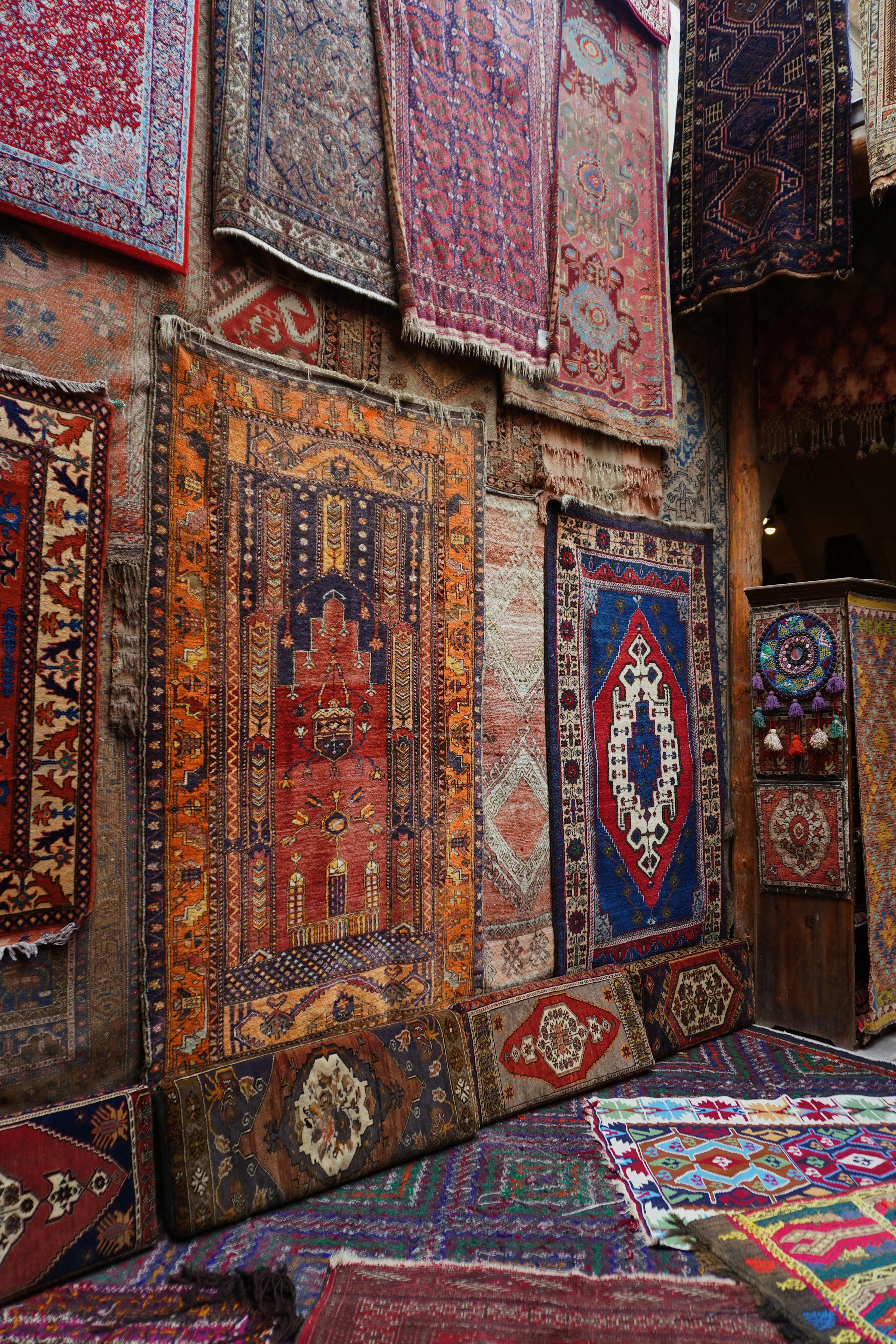A room with many different types of rugs · Free Stock Photo