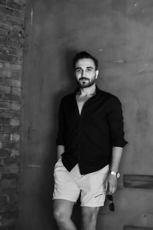 Foto Profissional Gratuita De Adulto Jovem Artístico Assistir Barba