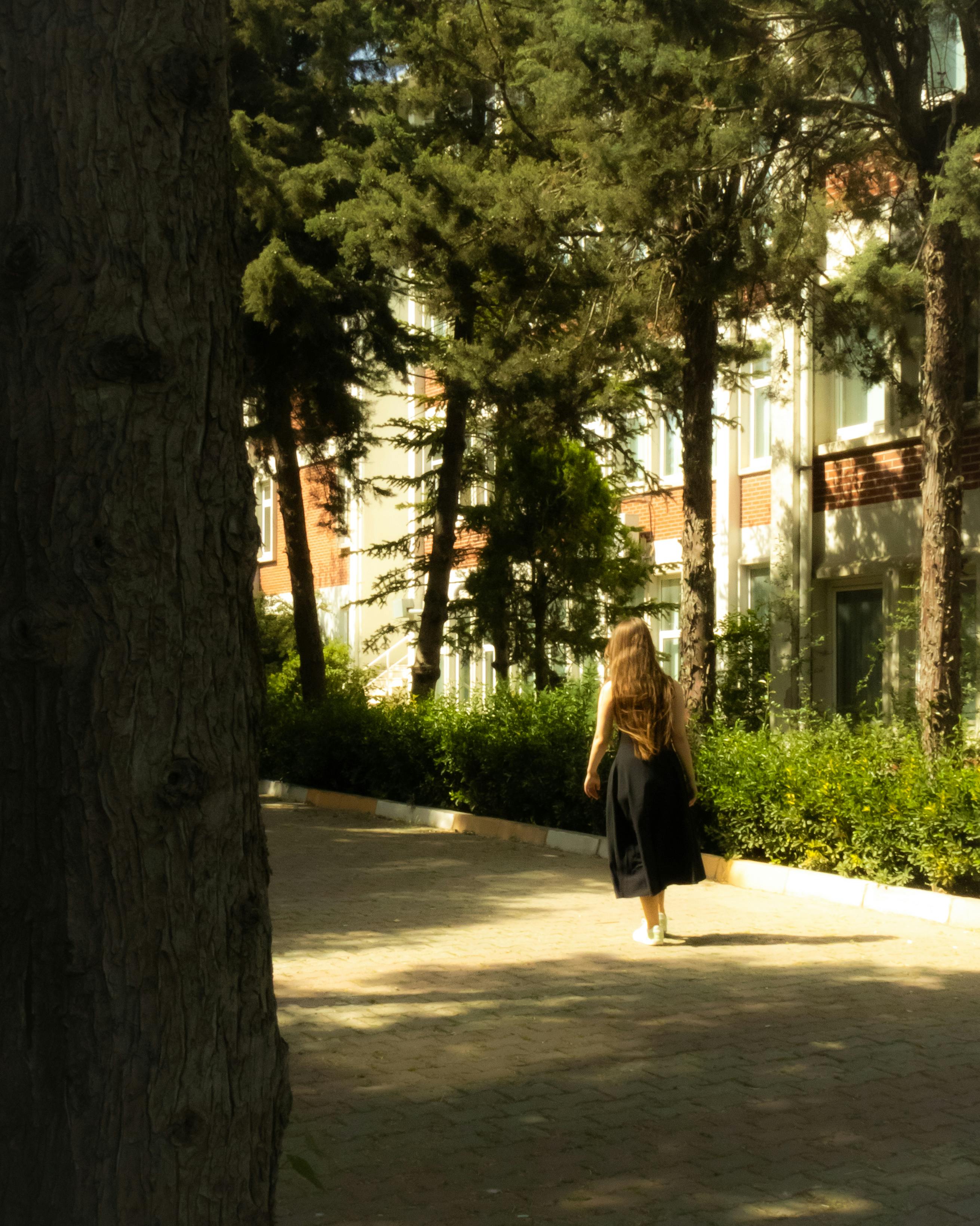 yürüyen kız · Free Stock Photo