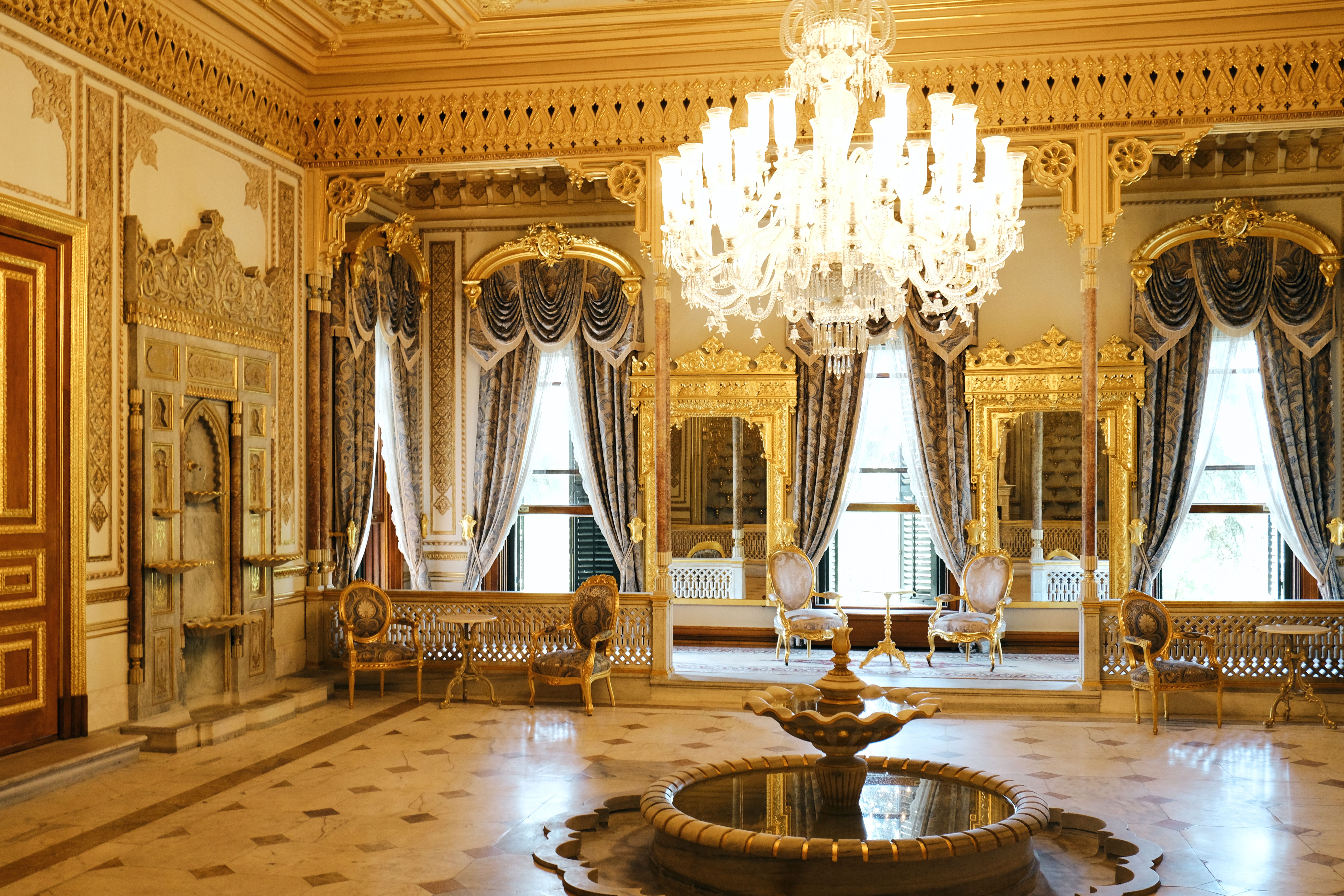 Ornate Palace Room with Antique Charm · Free Stock Photo