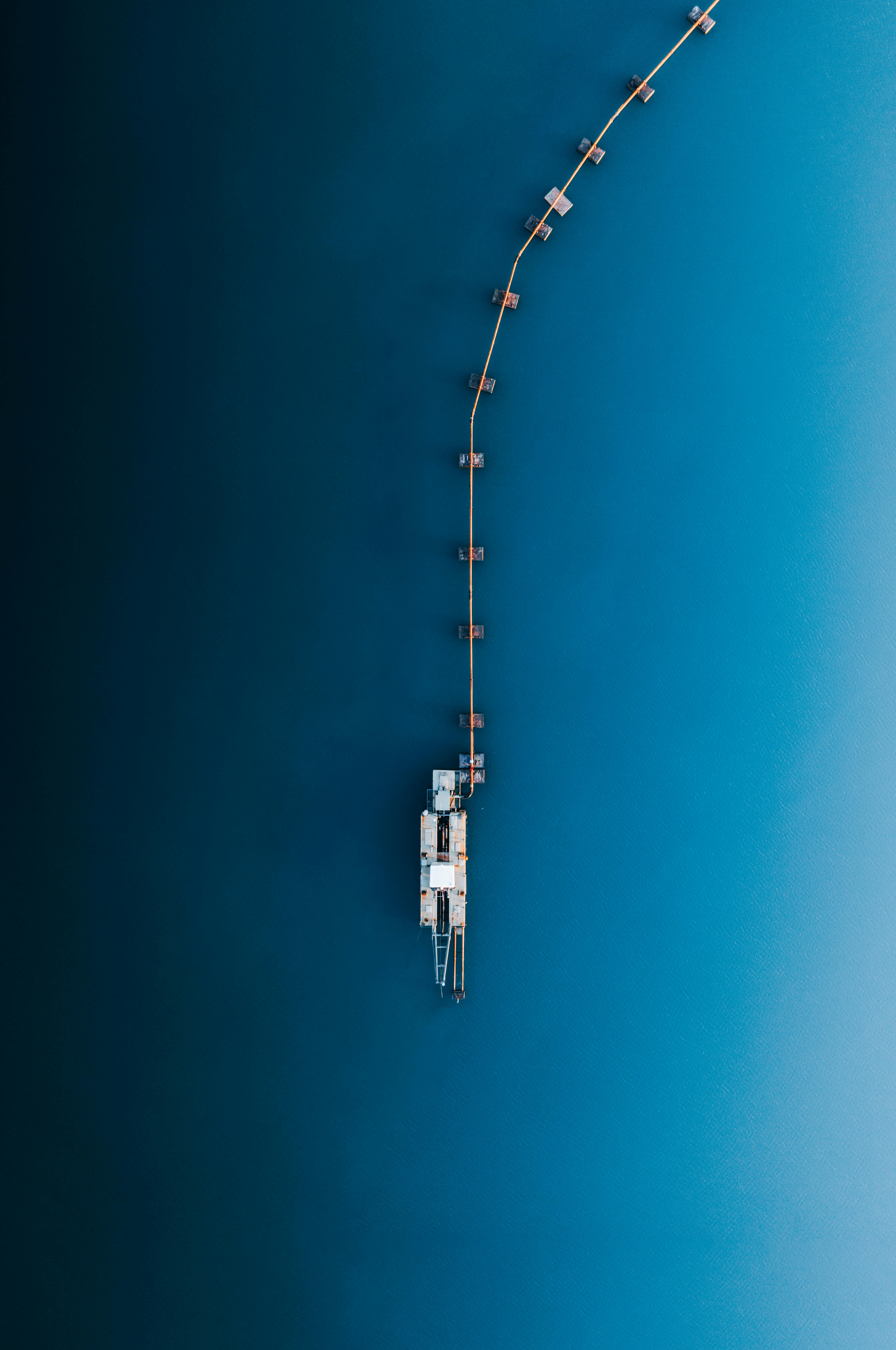 A long line of boats in the ocean · Free Stock Photo