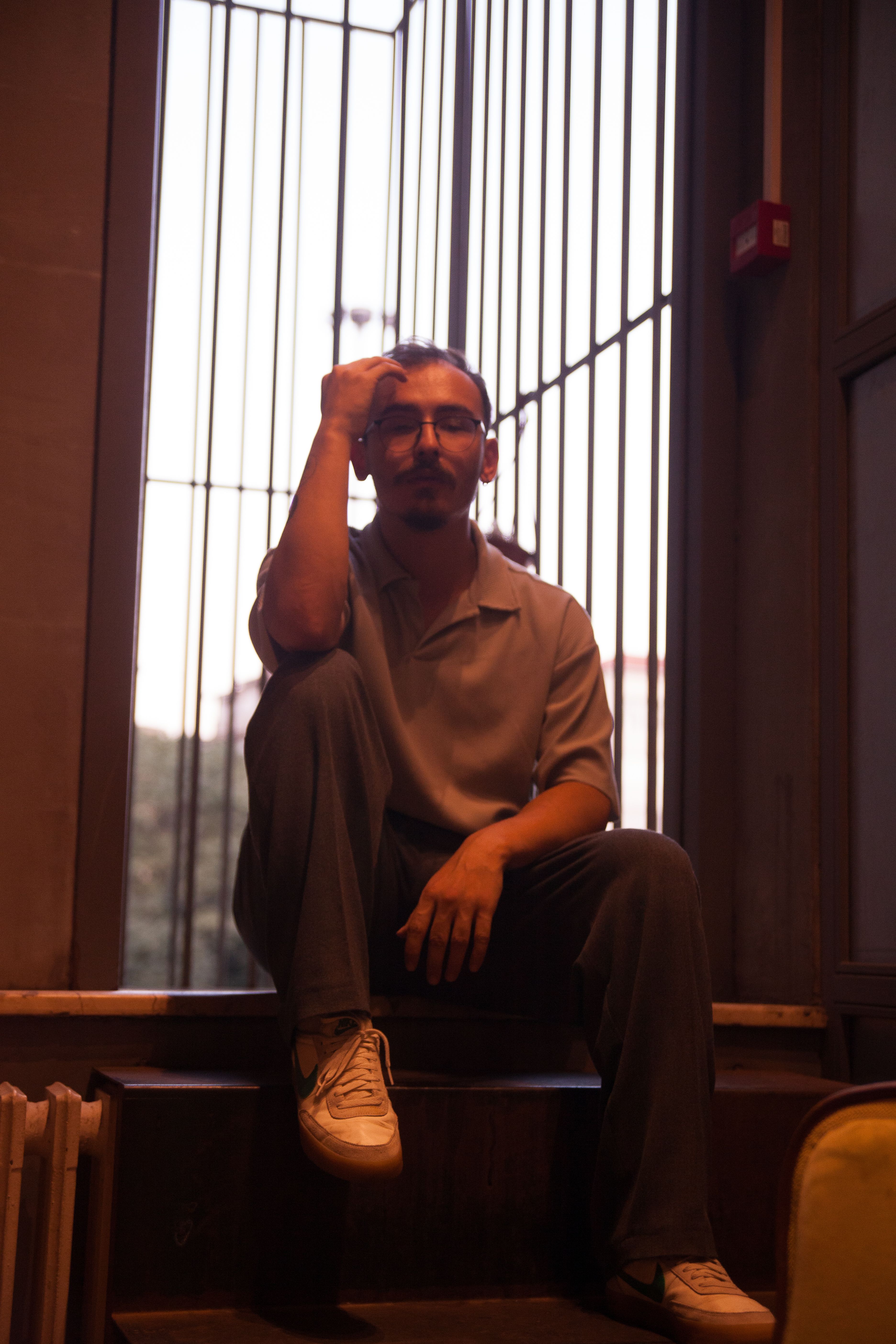 A man sitting on the steps of a building · Free Stock Photo