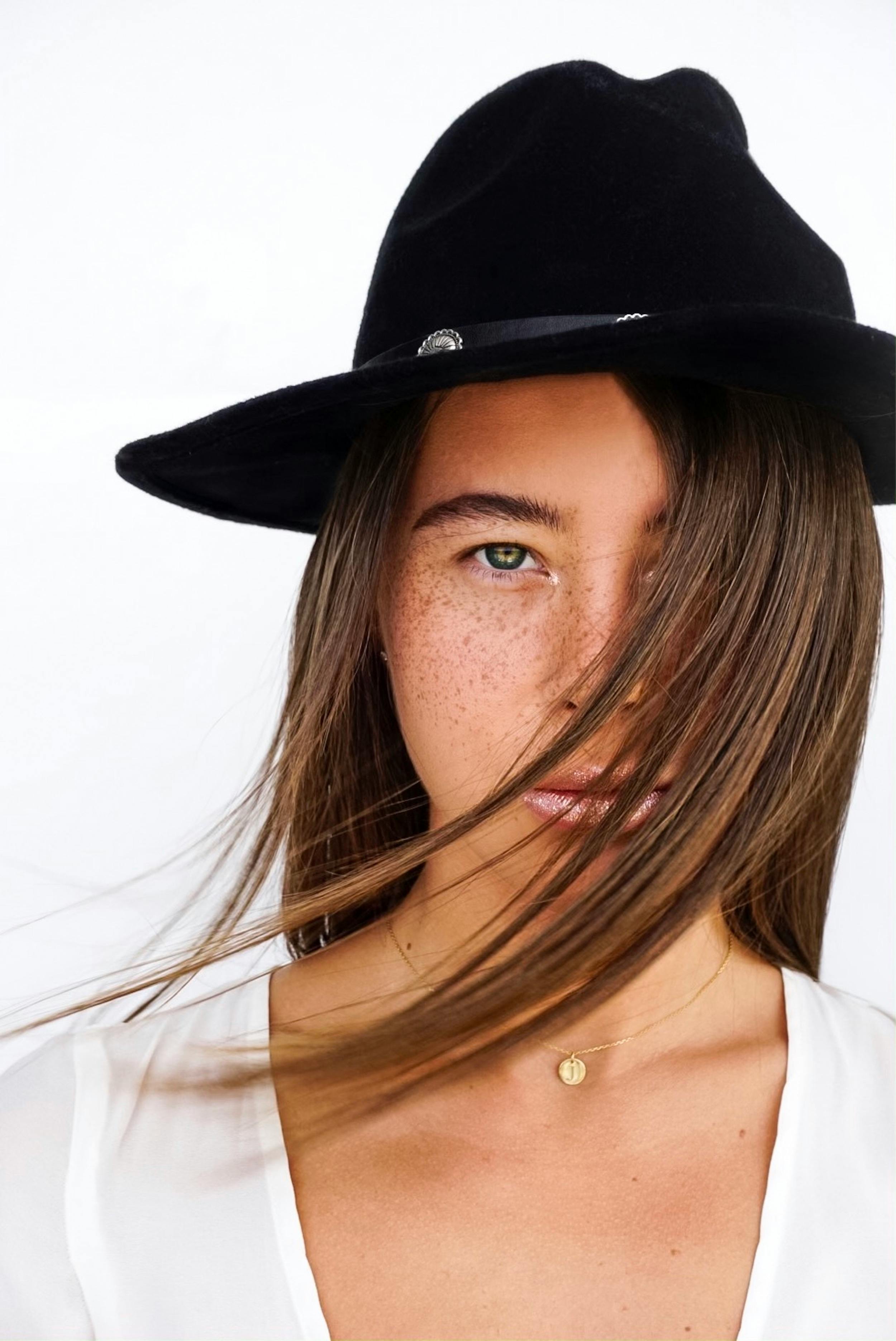 Mulher Usando Chapéu Preto · Foto profissional gratuita Mulher Usando Chapéu Preto · Foto profissional gratuita