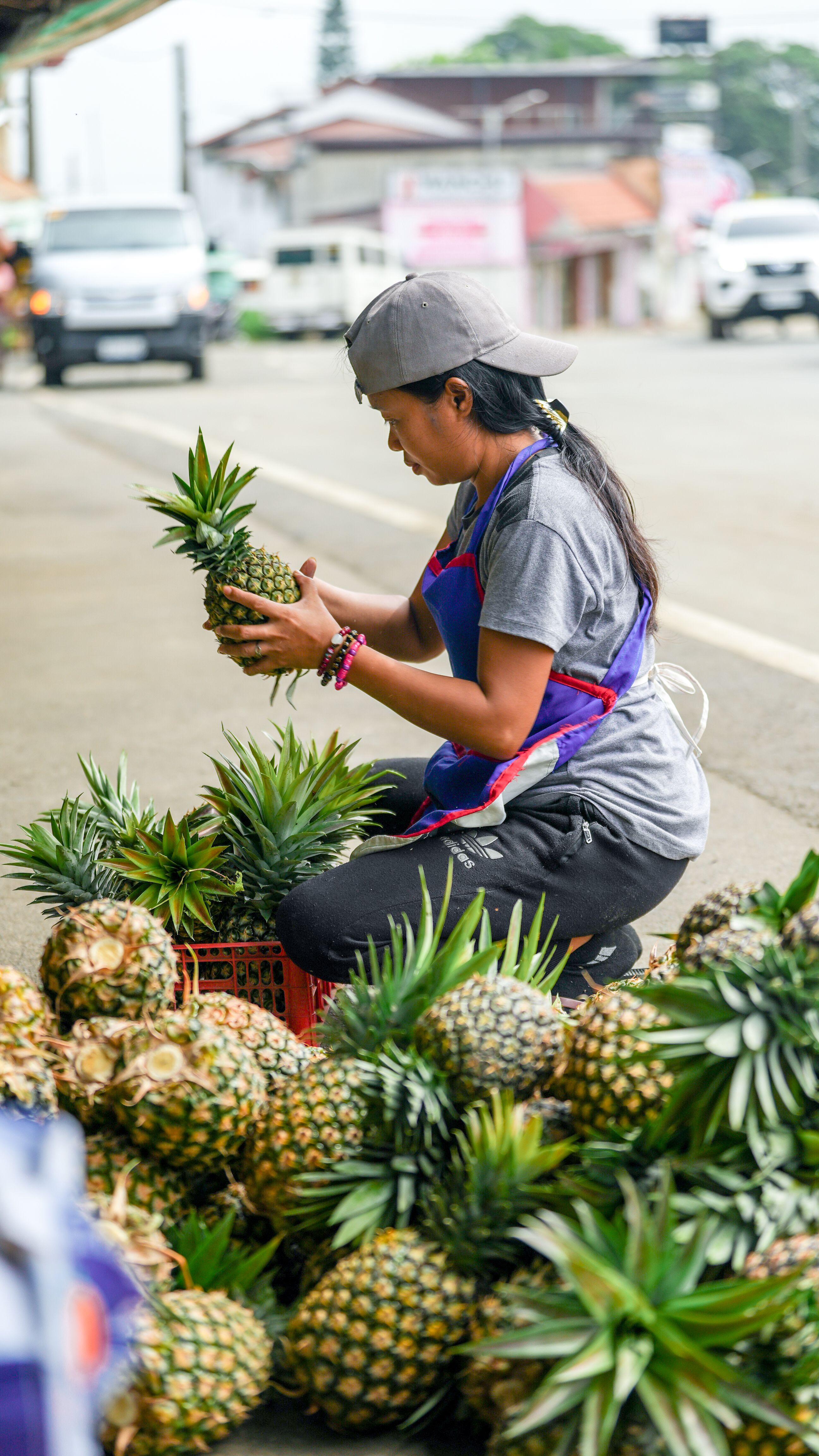 Filipino woman selling fresh pinapple for sale in fruit stand · Free ...