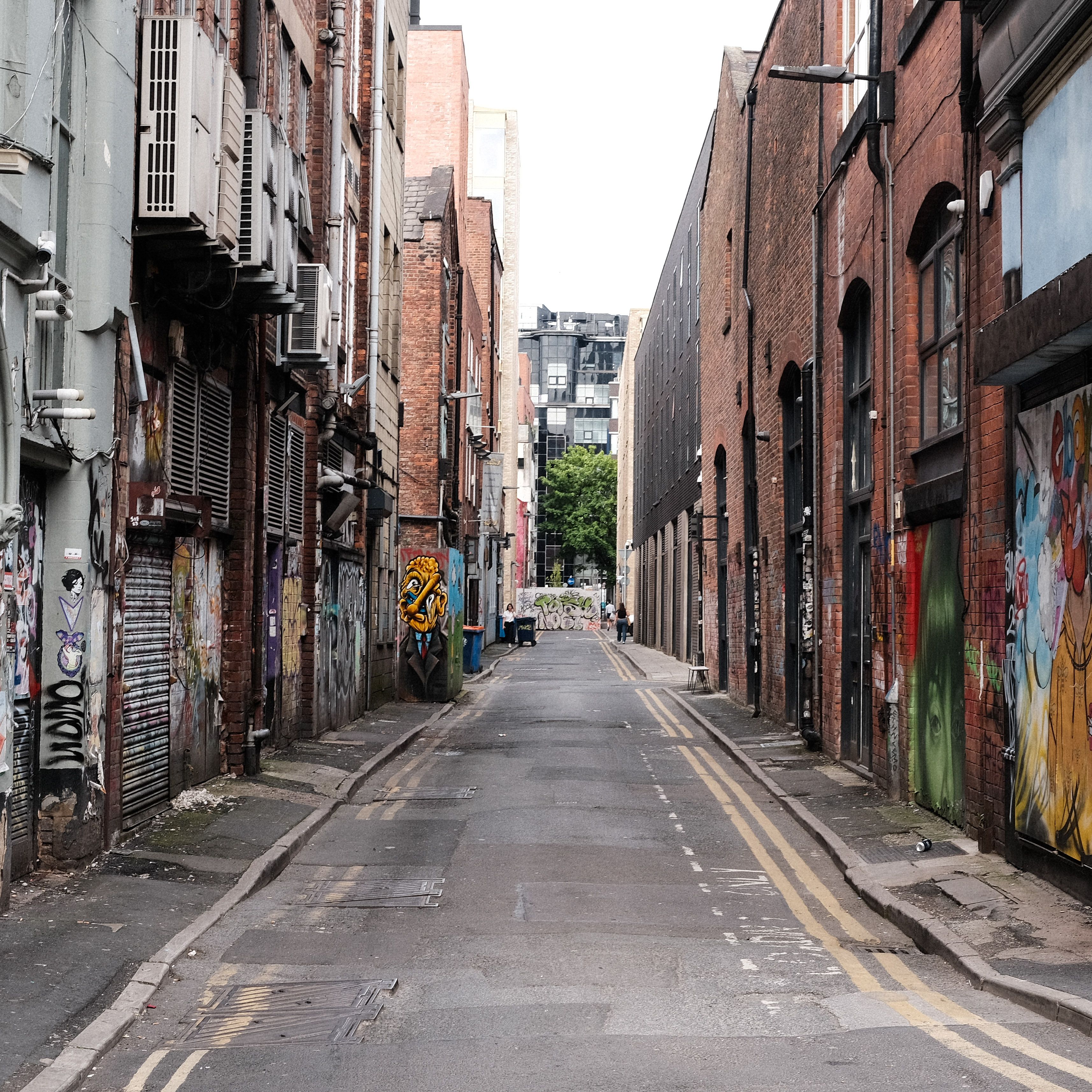 A narrow alley with graffiti on the walls · Free Stock Photo