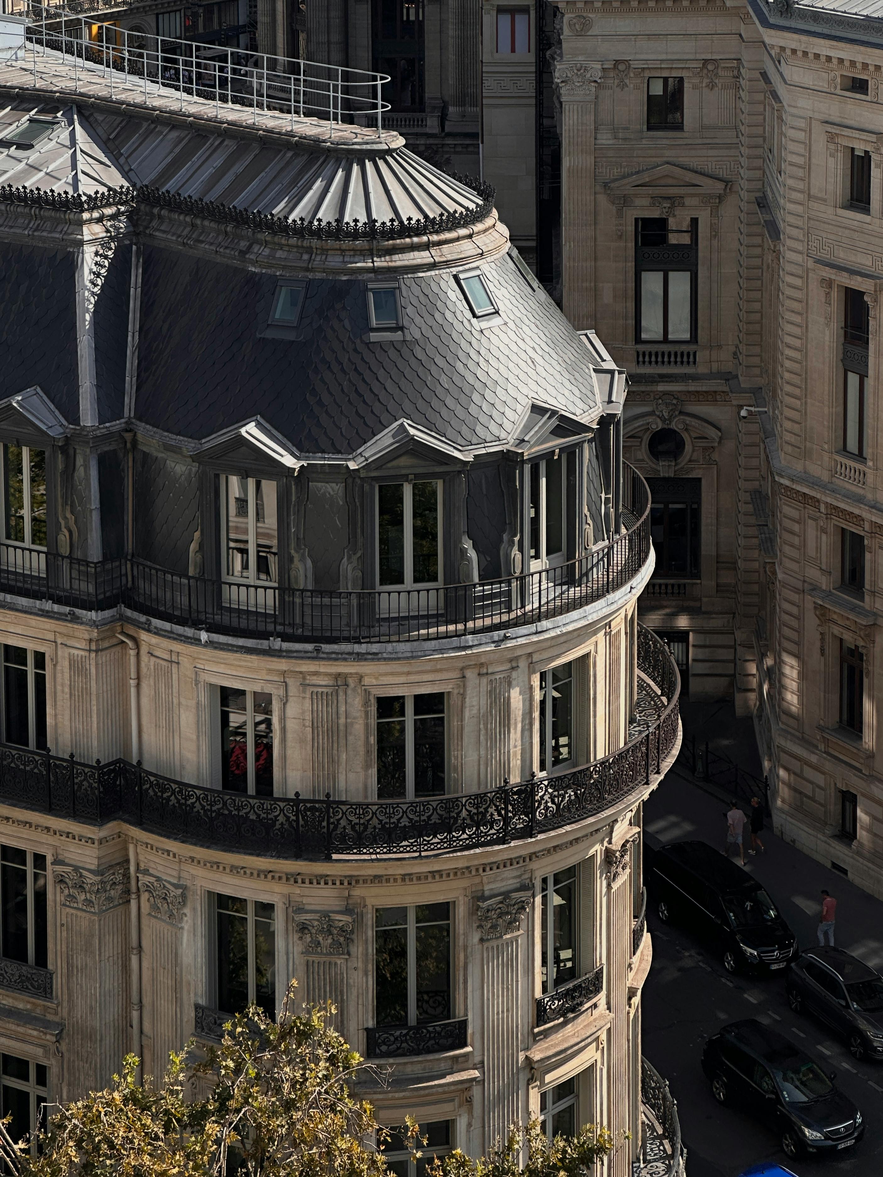 Beautiful building in Paris, France · Free Stock Photo