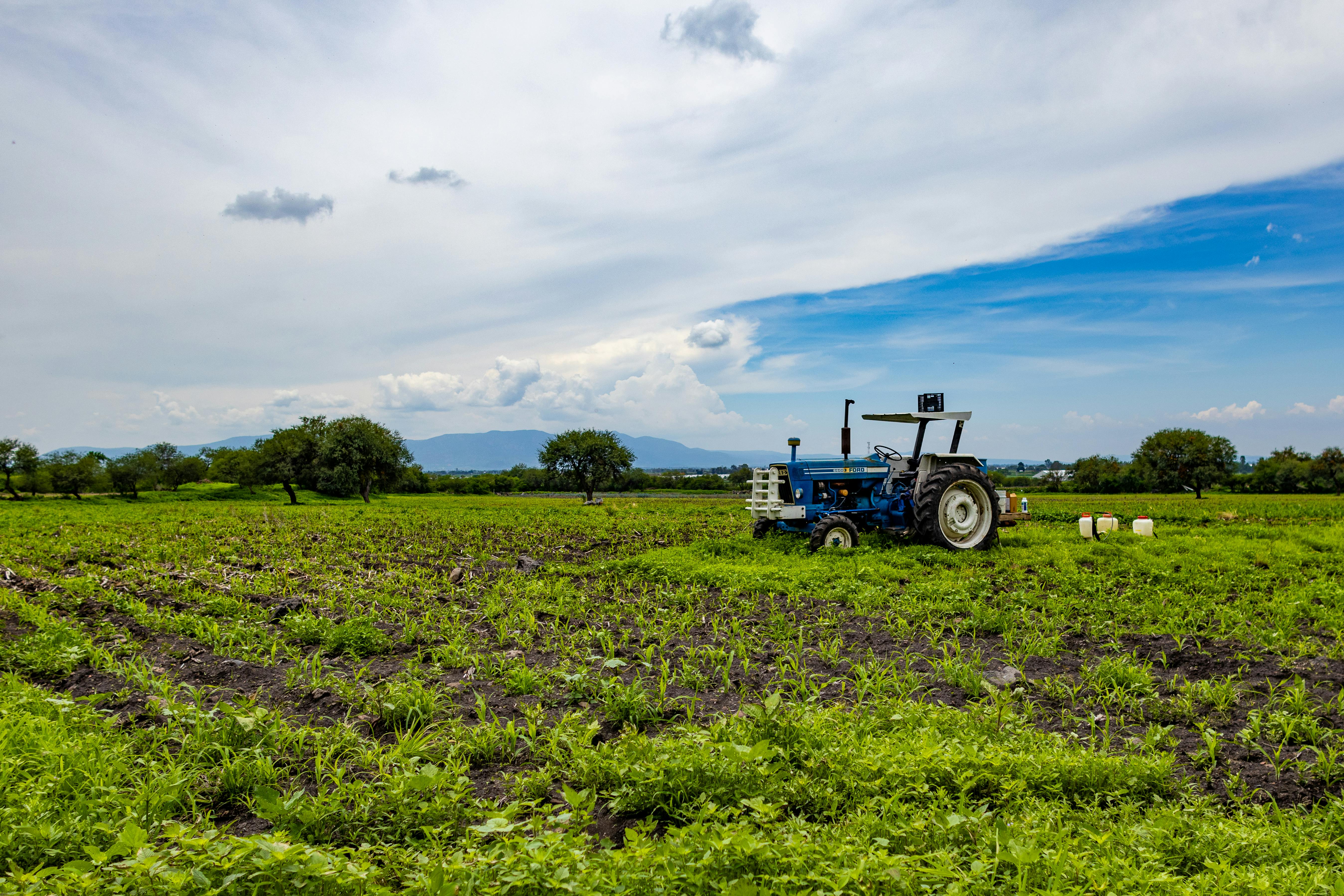 Paisaje Campo con Tractor en Guanajuato México · Free Stock Photo