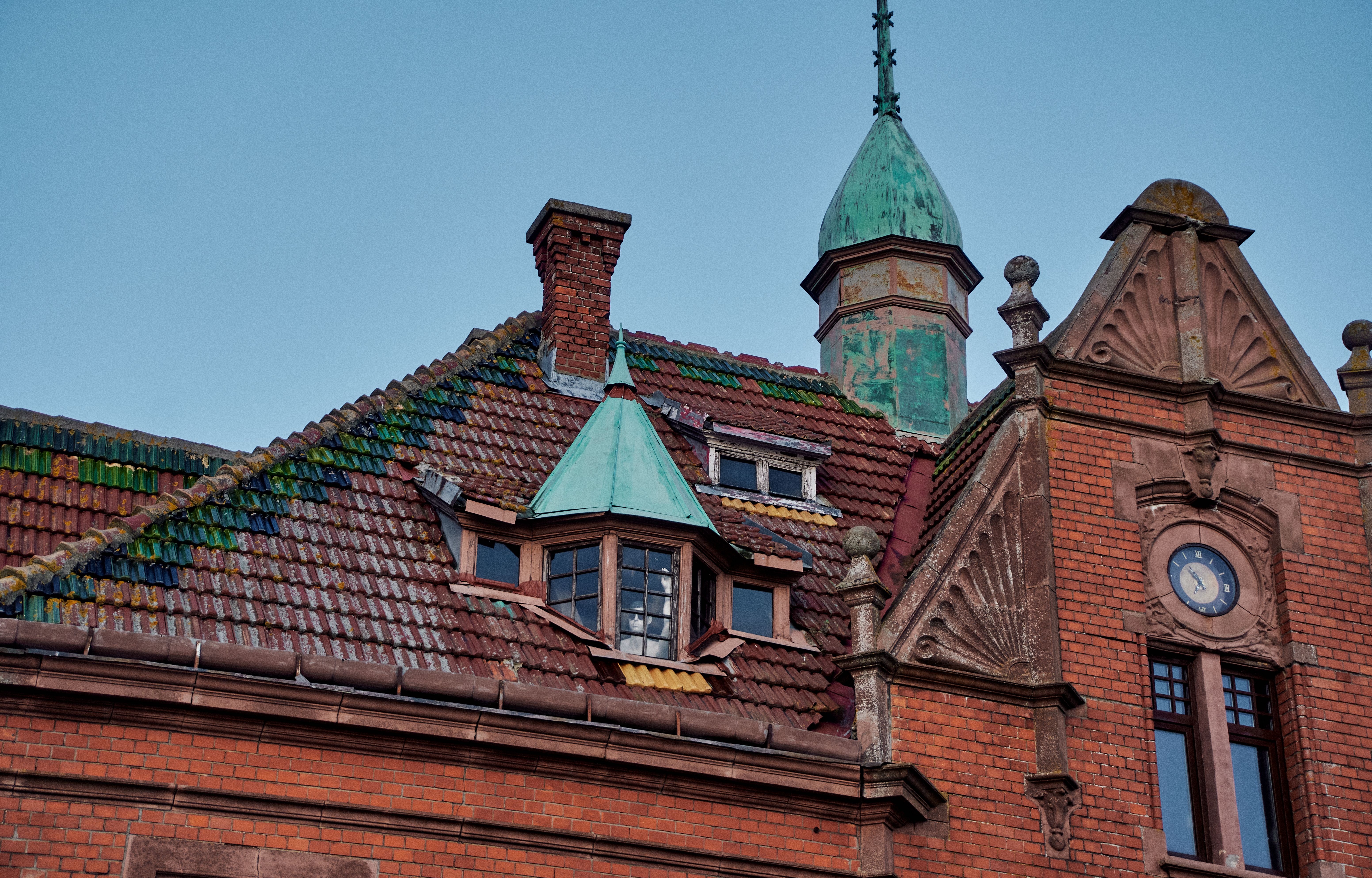 A building with a clock on top and a roof · Free Stock Photo