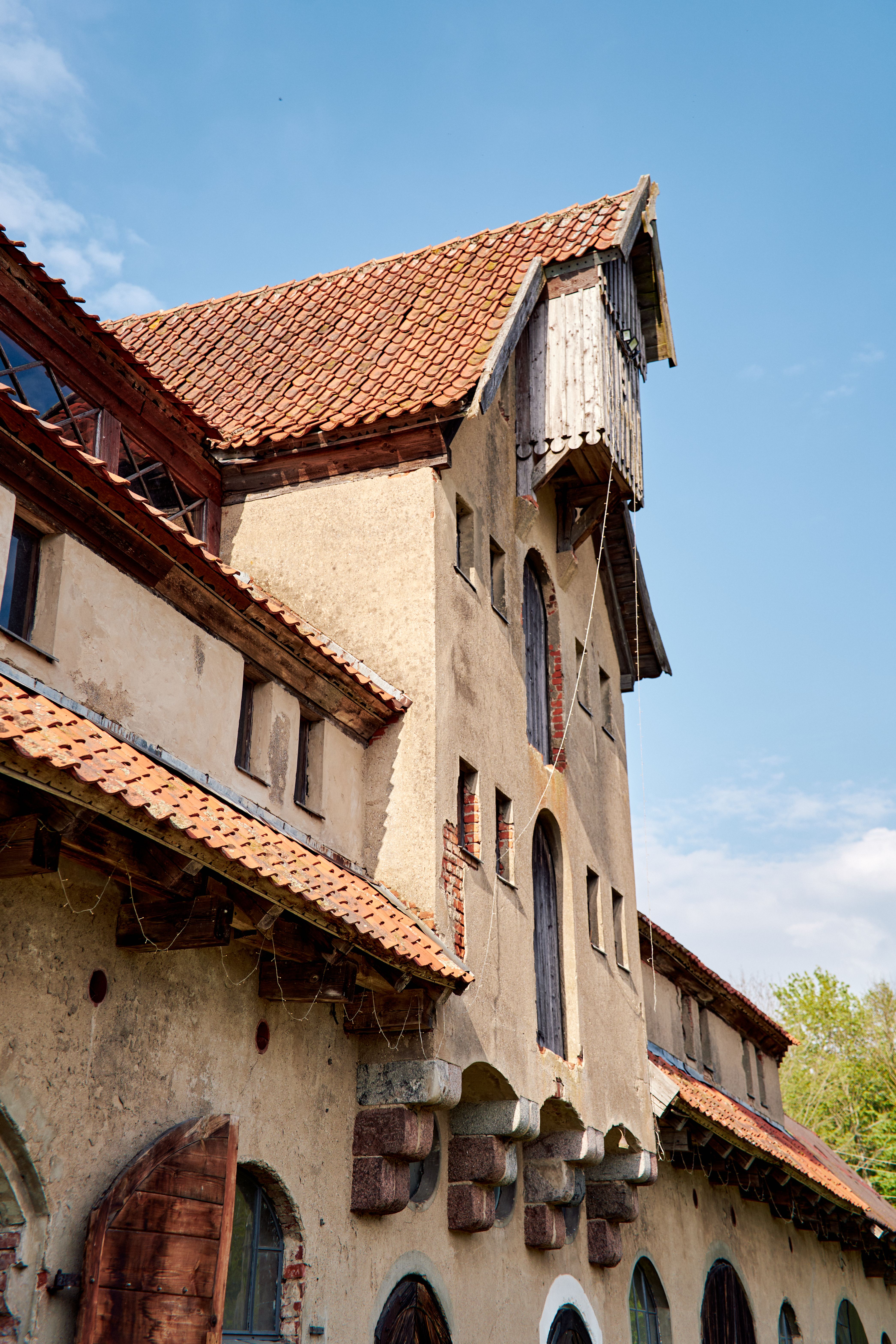 A building with a clock on it and a roof · Free Stock Photo