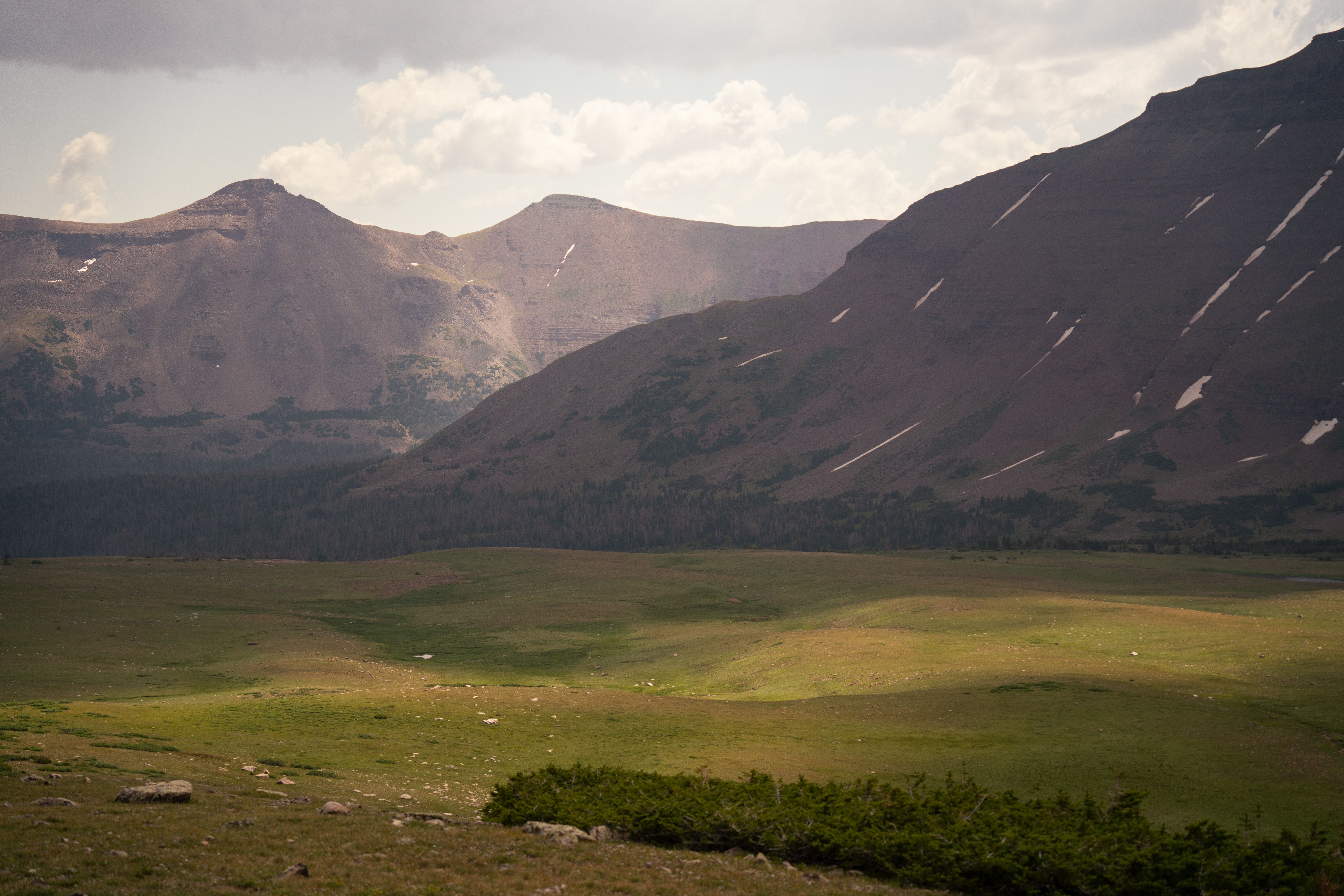 A large mountain range with a valley in the middle · Free Stock Photo