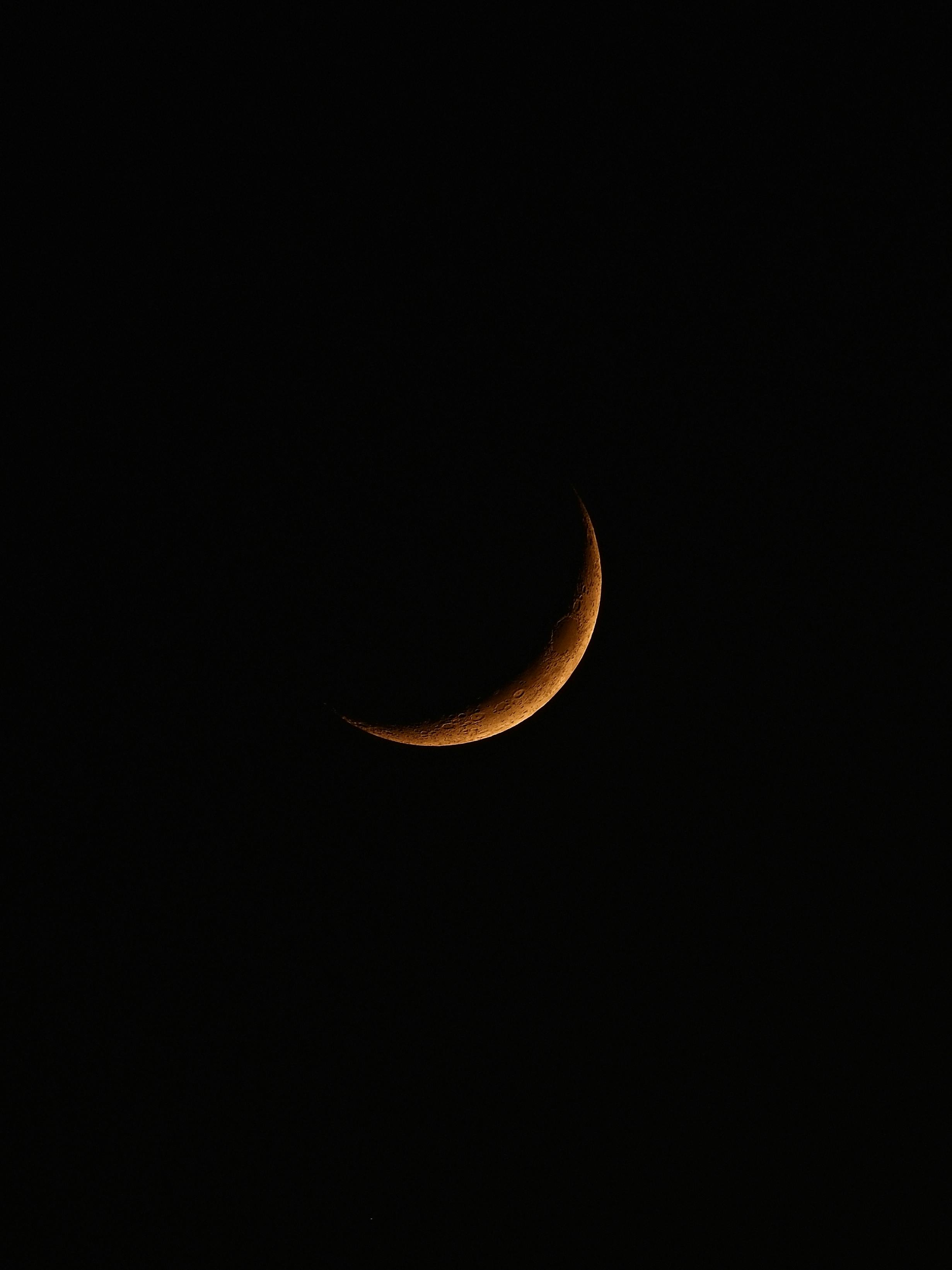 A crescent moon in the dark sky · Free Stock Photo