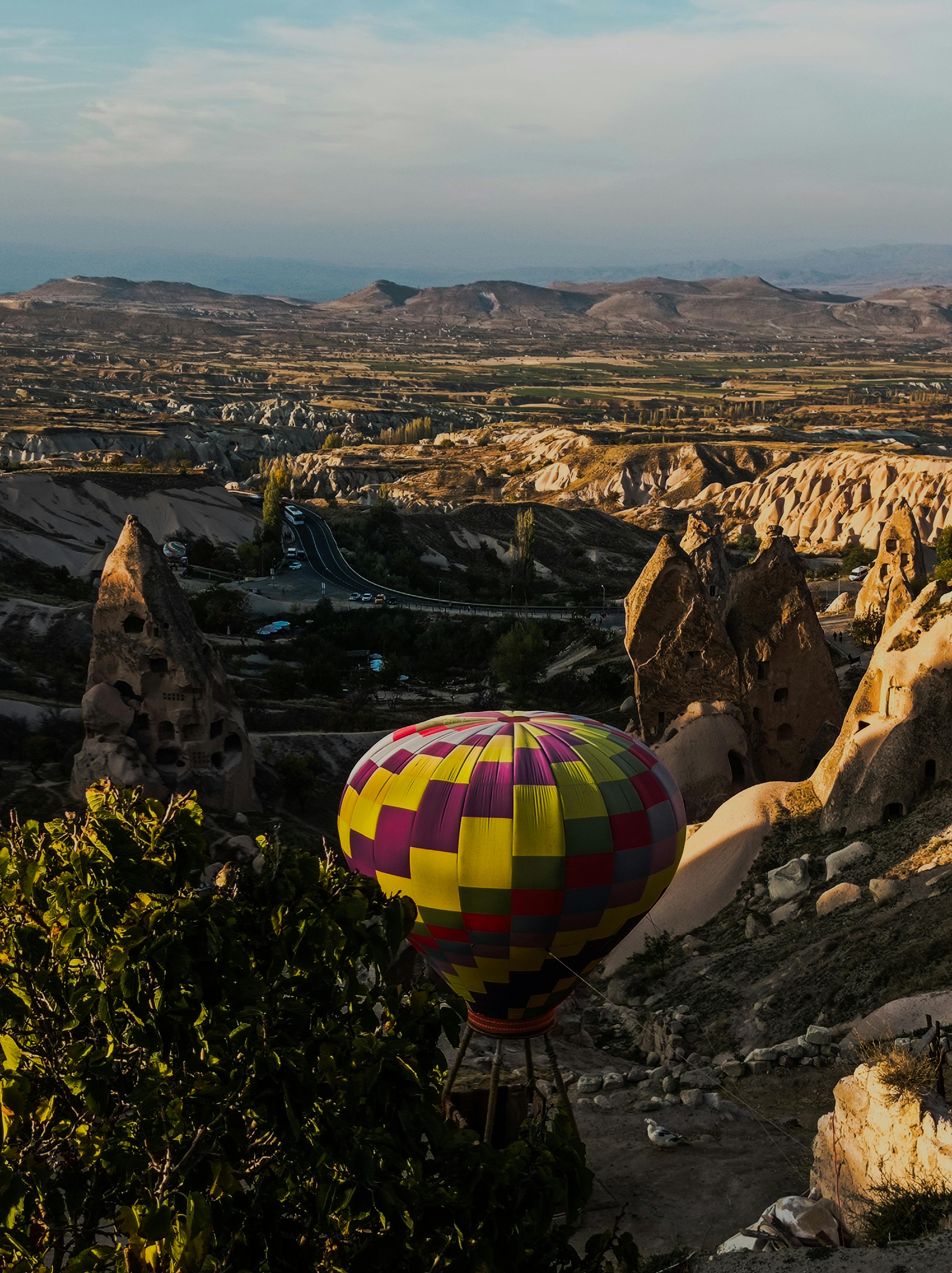 A hot air balloon flies over the valley · Free Stock Photo