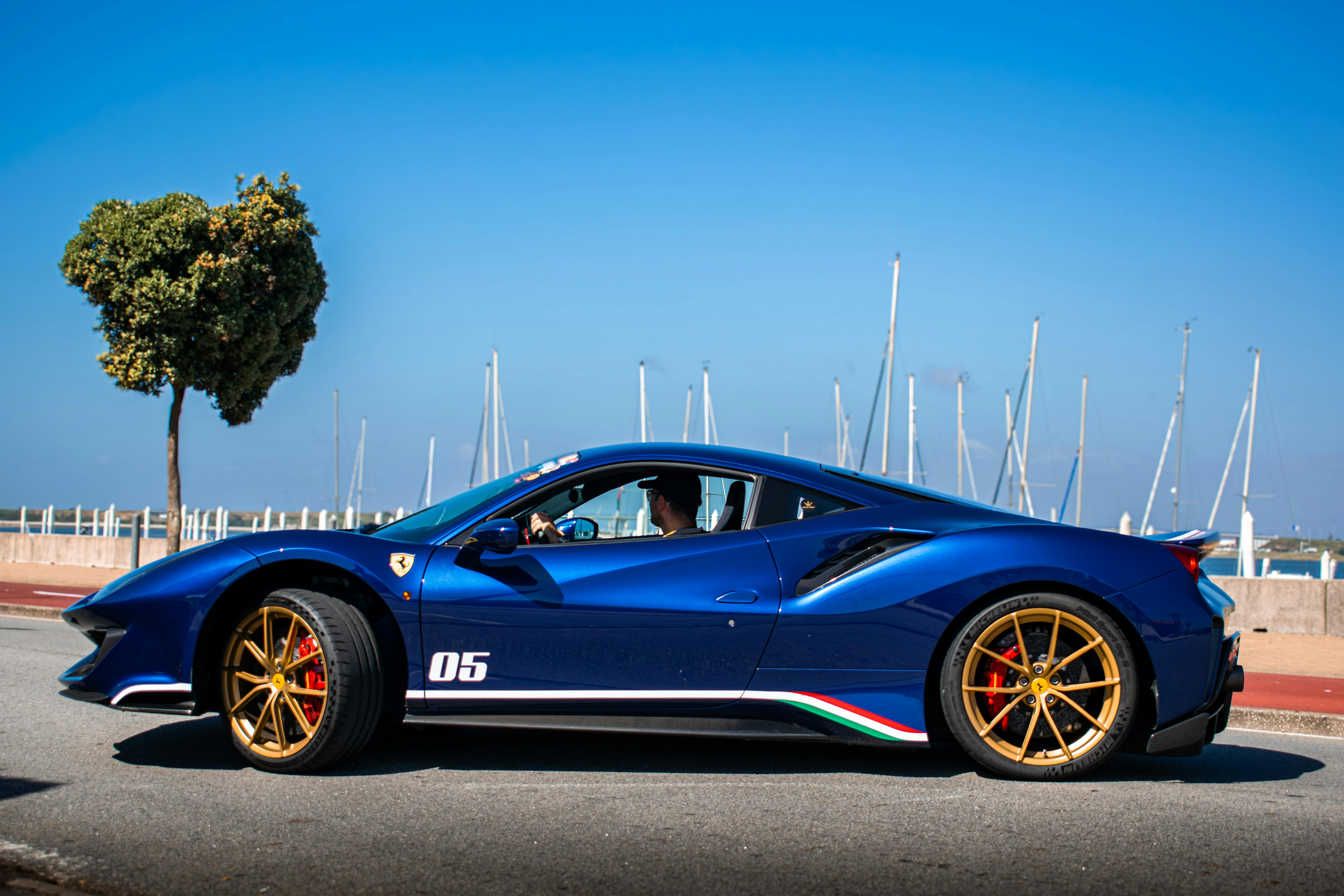 Ferrari azul · Free Stock Photo