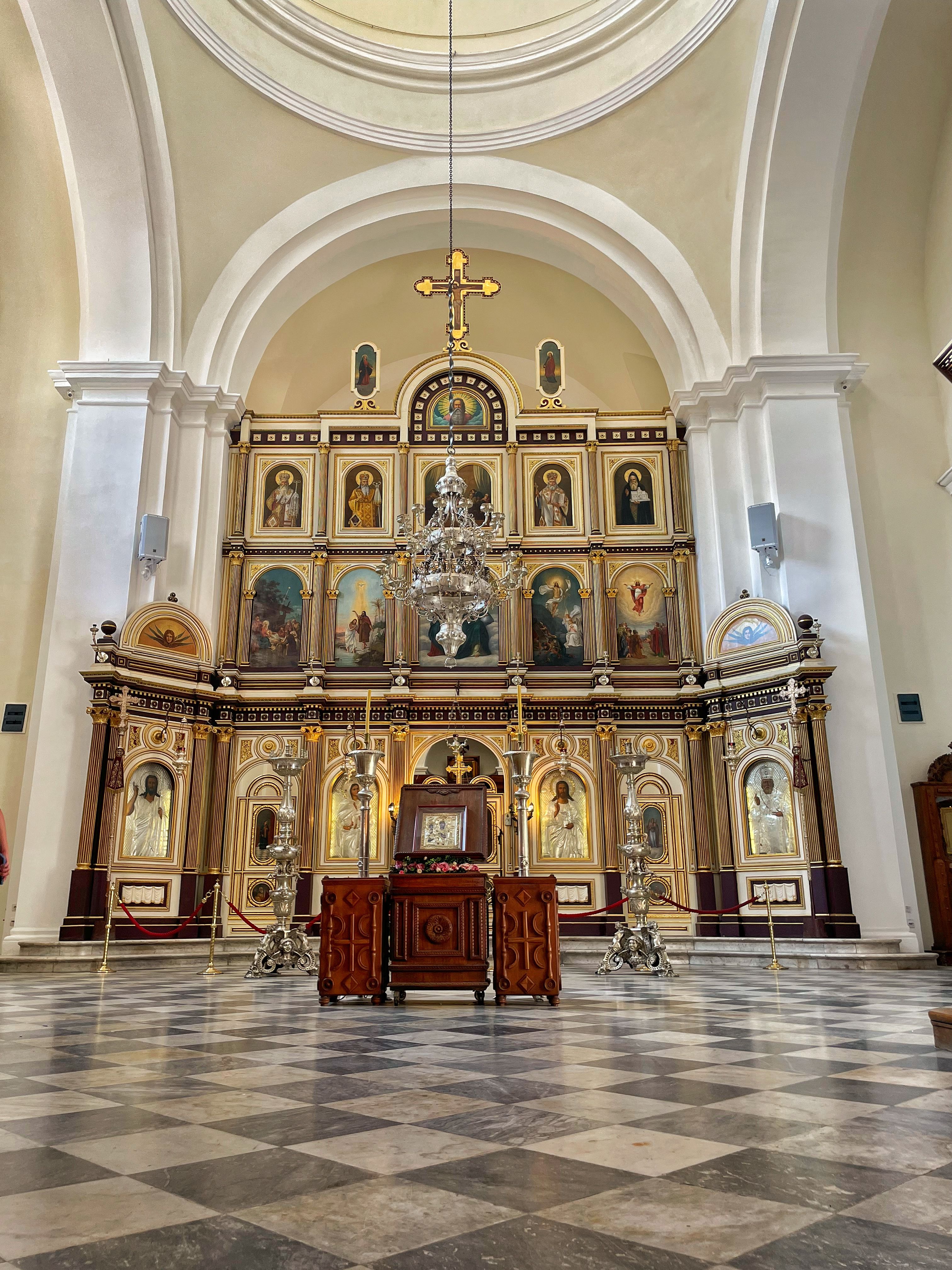 The interior of a church with a large altar · Free Stock Photo