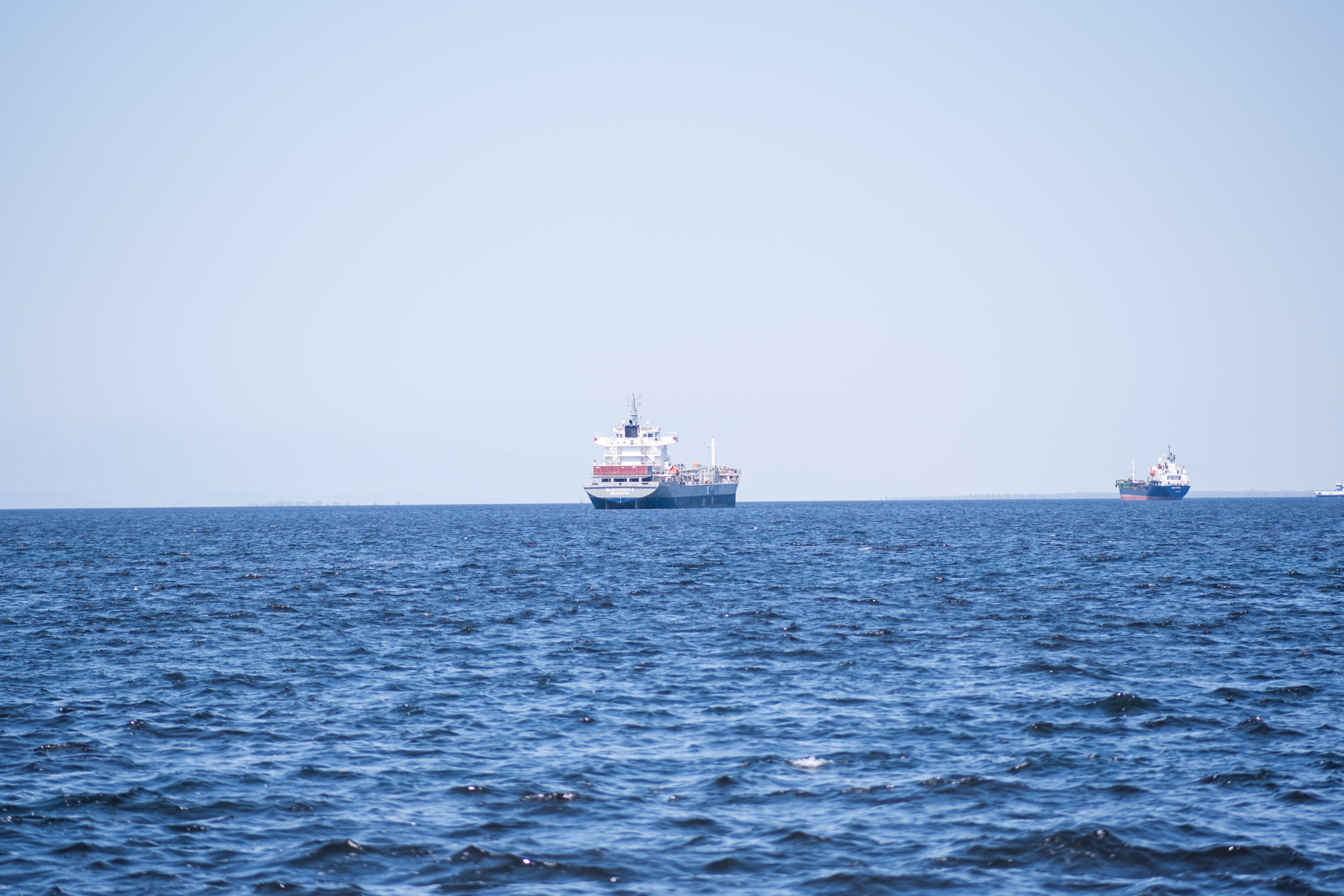 Two ships are in the ocean near a large body of water · Free Stock Photo