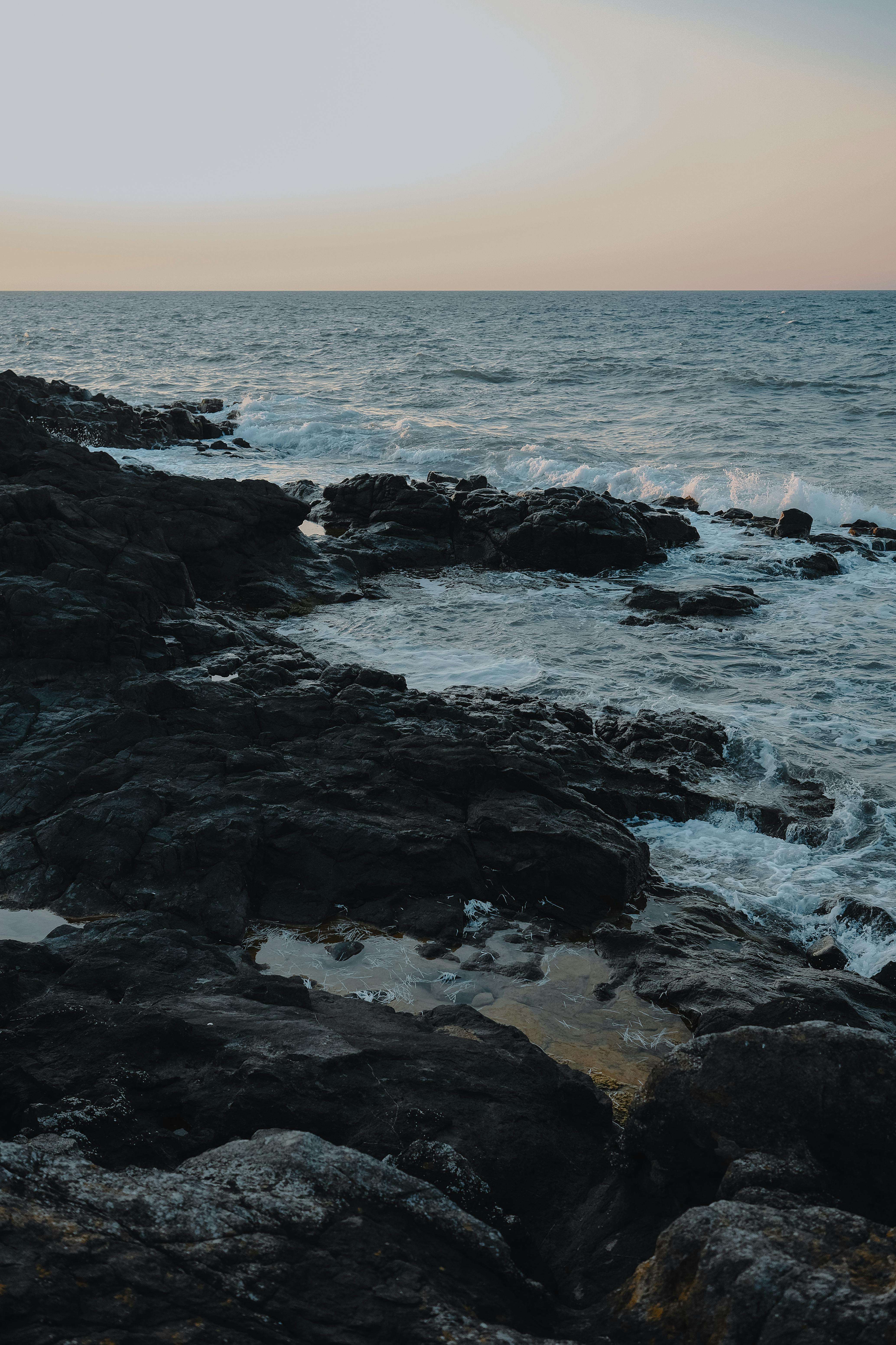 A photo of the ocean with rocks and waves · Free Stock Photo