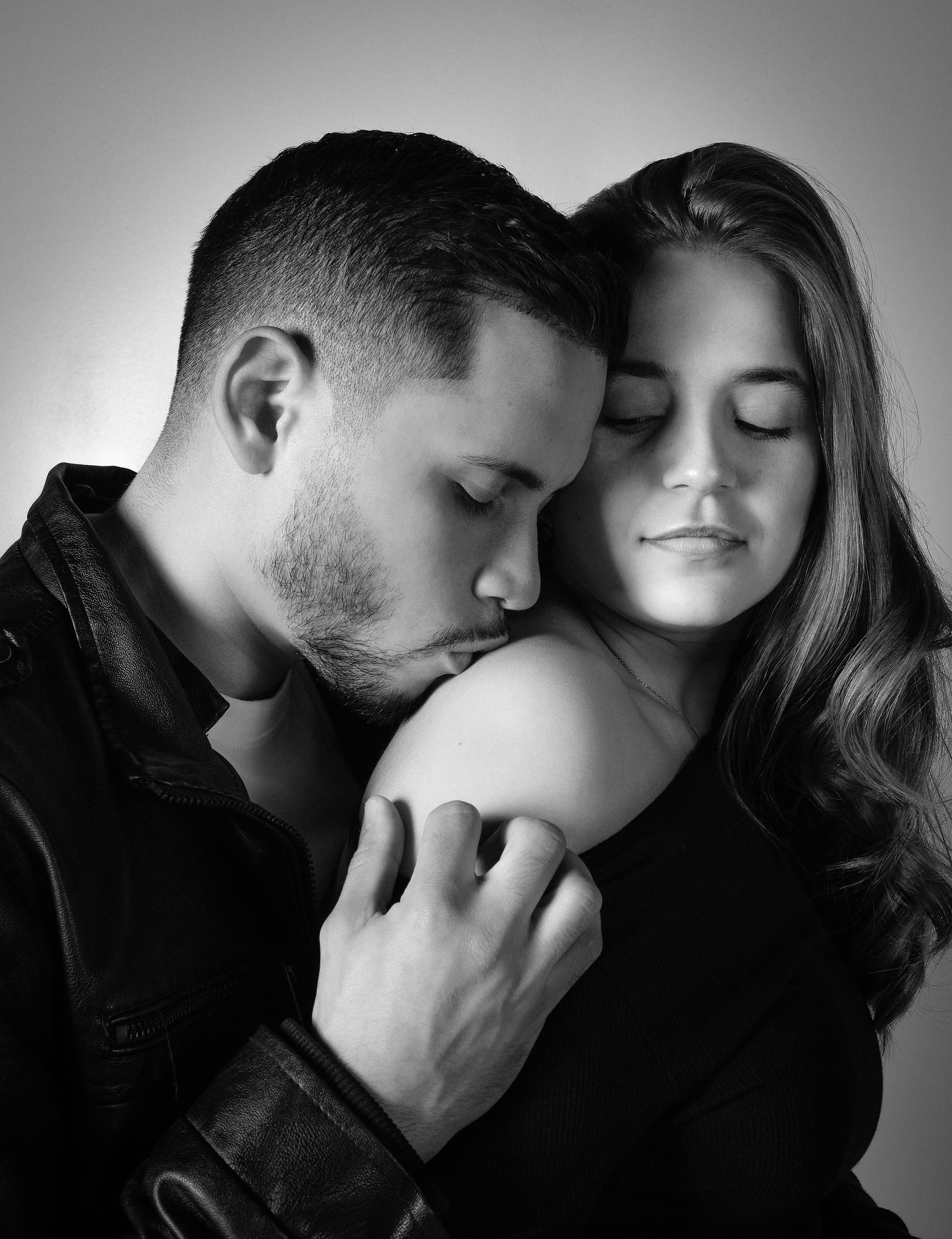 Monochrome Photo of a Romantic Couple Kissing · Free Stock Photo