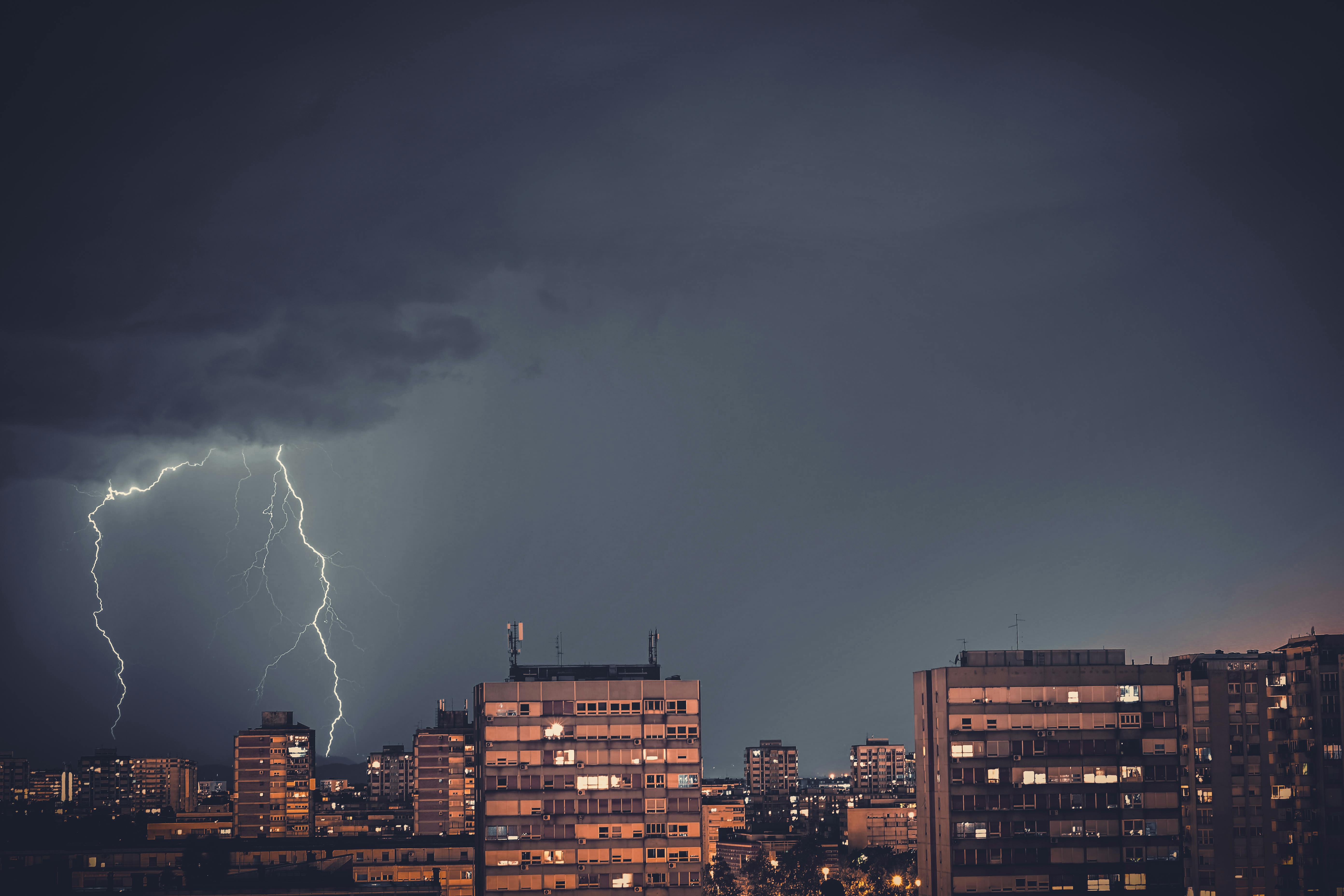 Lightning over cityscape · Free Stock Photo