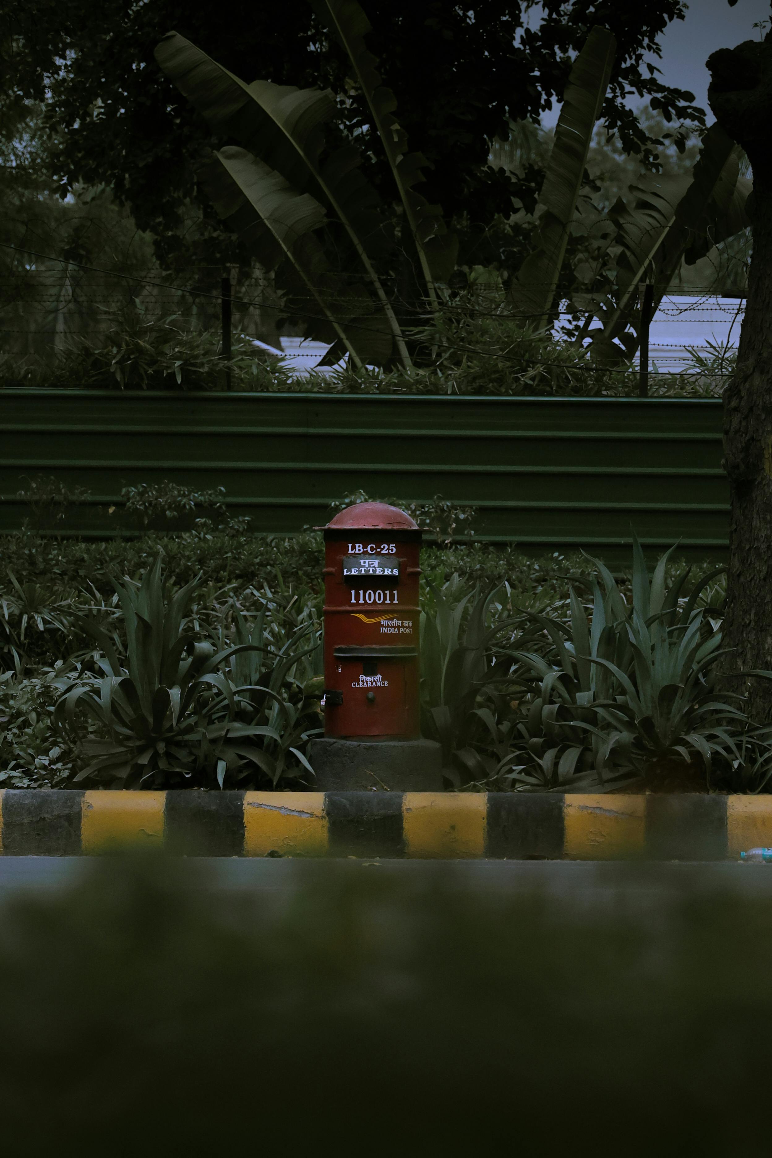 Old letter box · Free Stock Photo