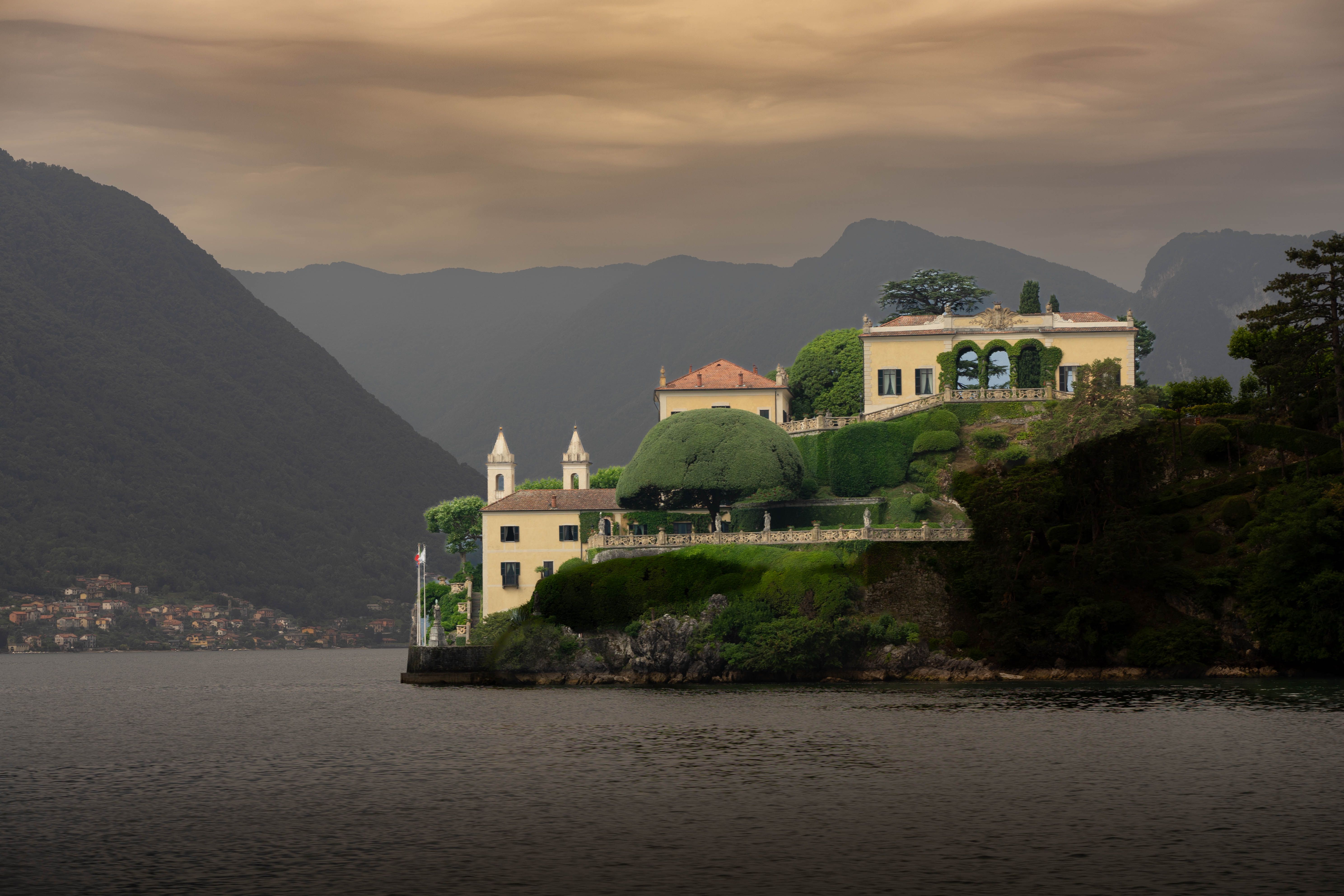 A house on a hill overlooking a body of water · Free Stock Photo