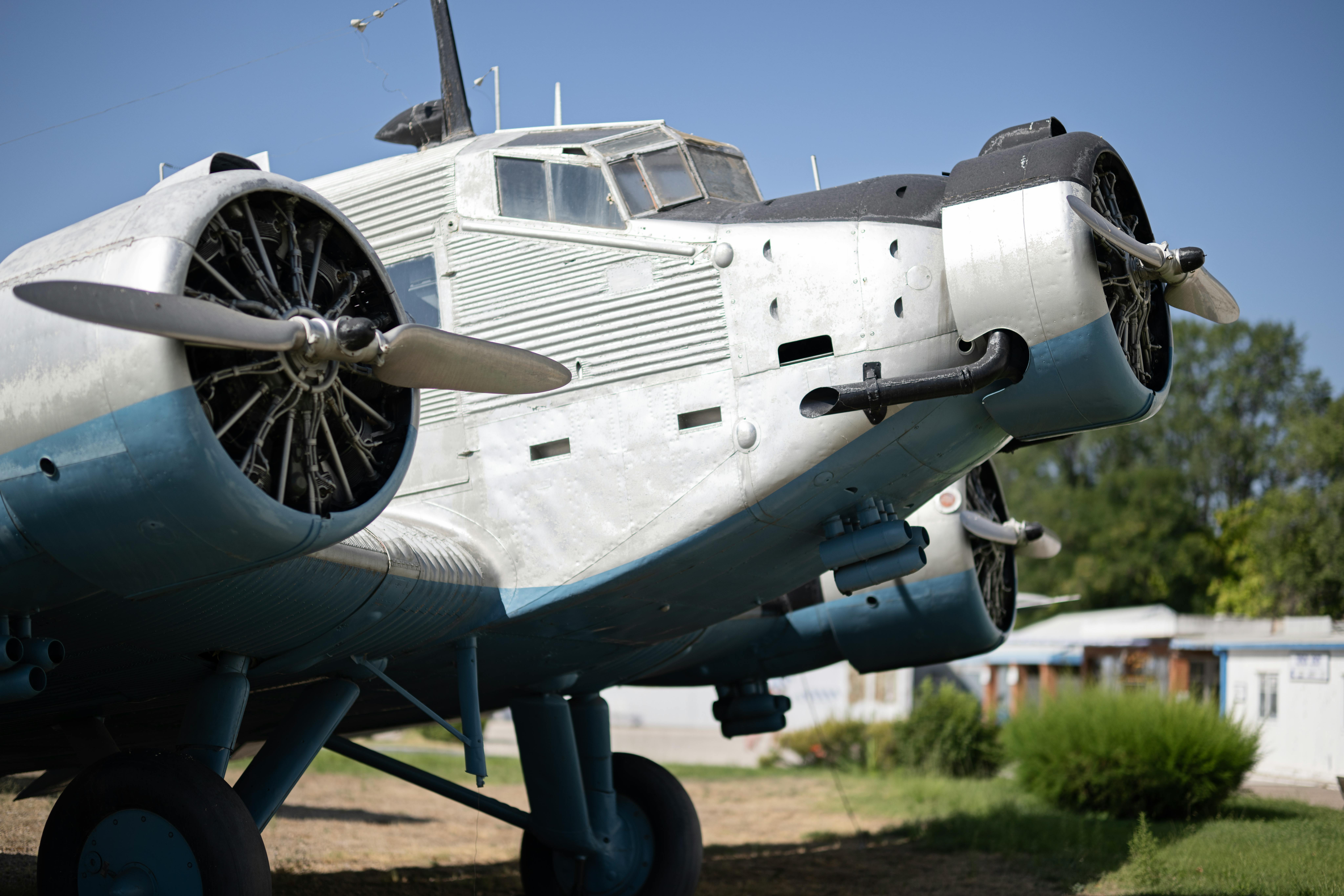 A large airplane with propellers on the side · Free Stock Photo