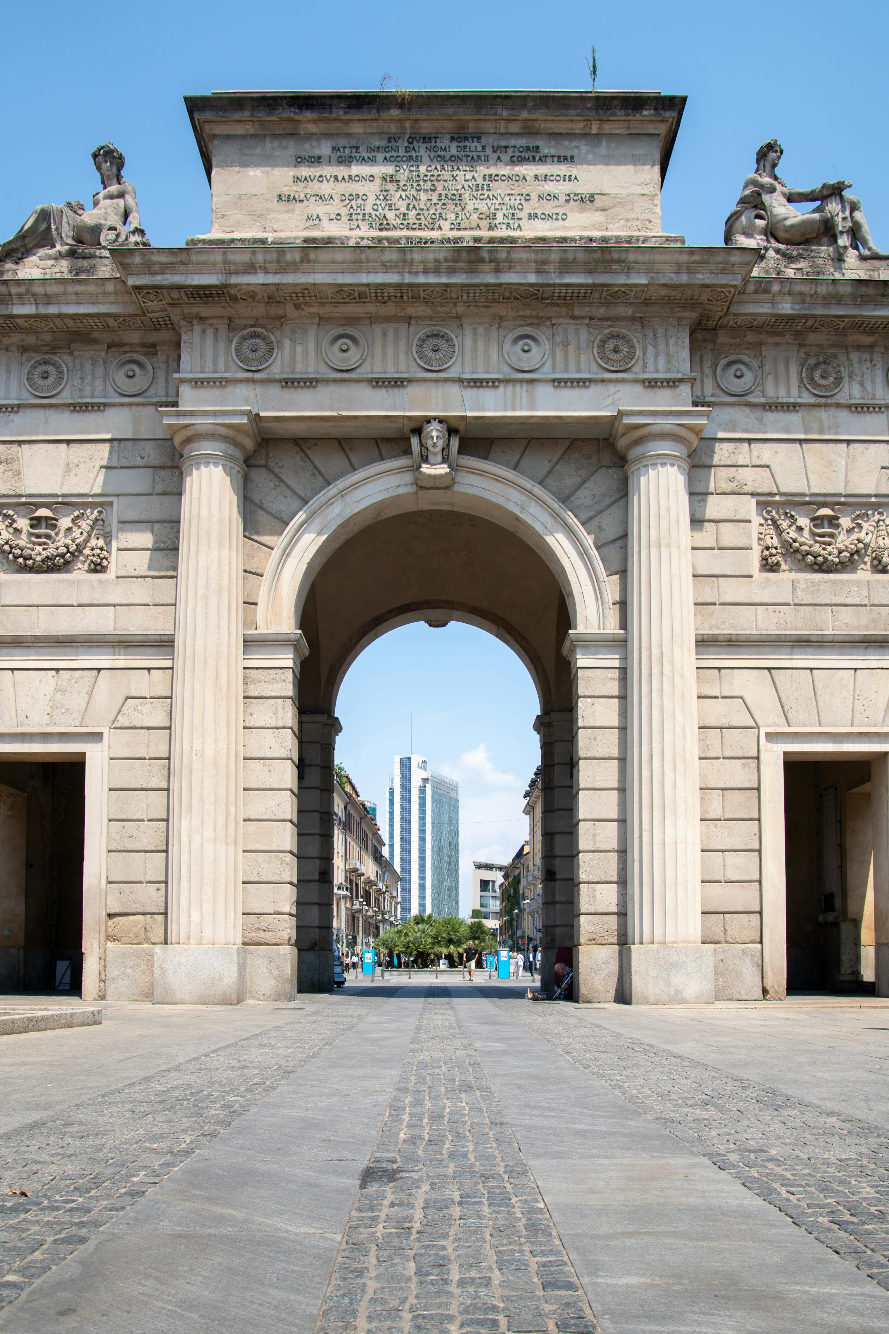 The entrance to a large archway in a city · Free Stock Photo