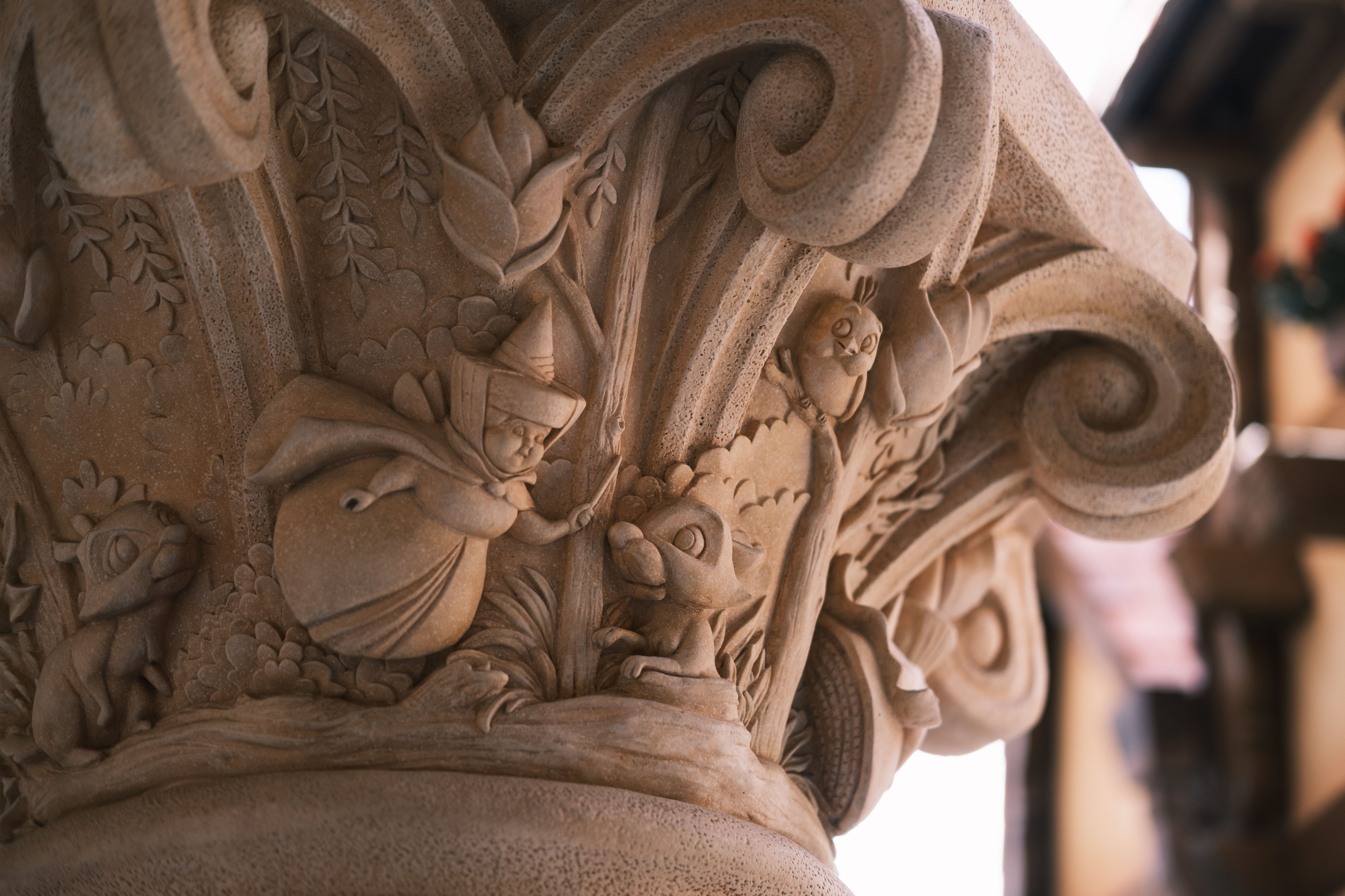 A close up of a decorative column with a carving on it · Free Stock Photo