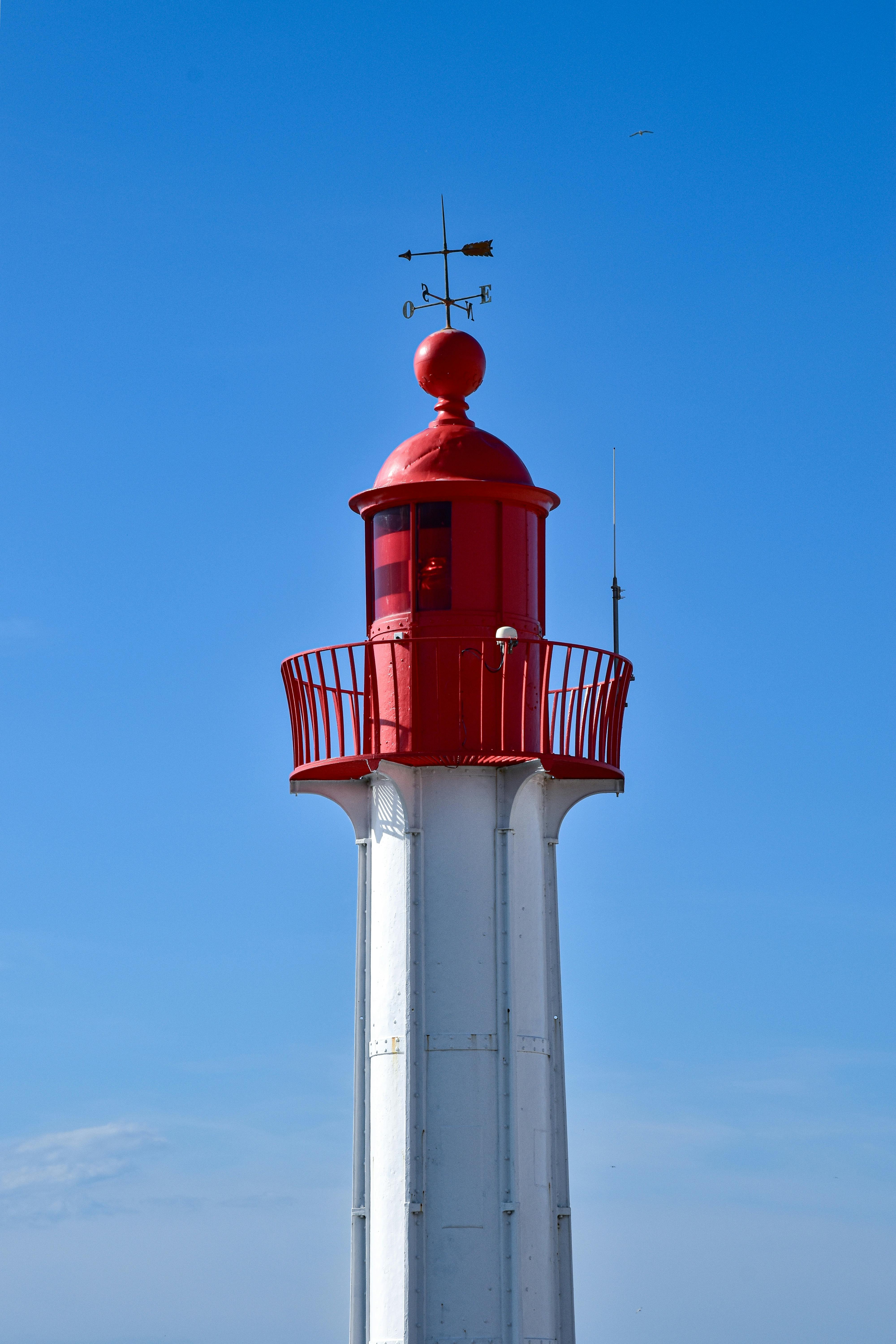 White and Red Lighthouse · Free Stock Photo