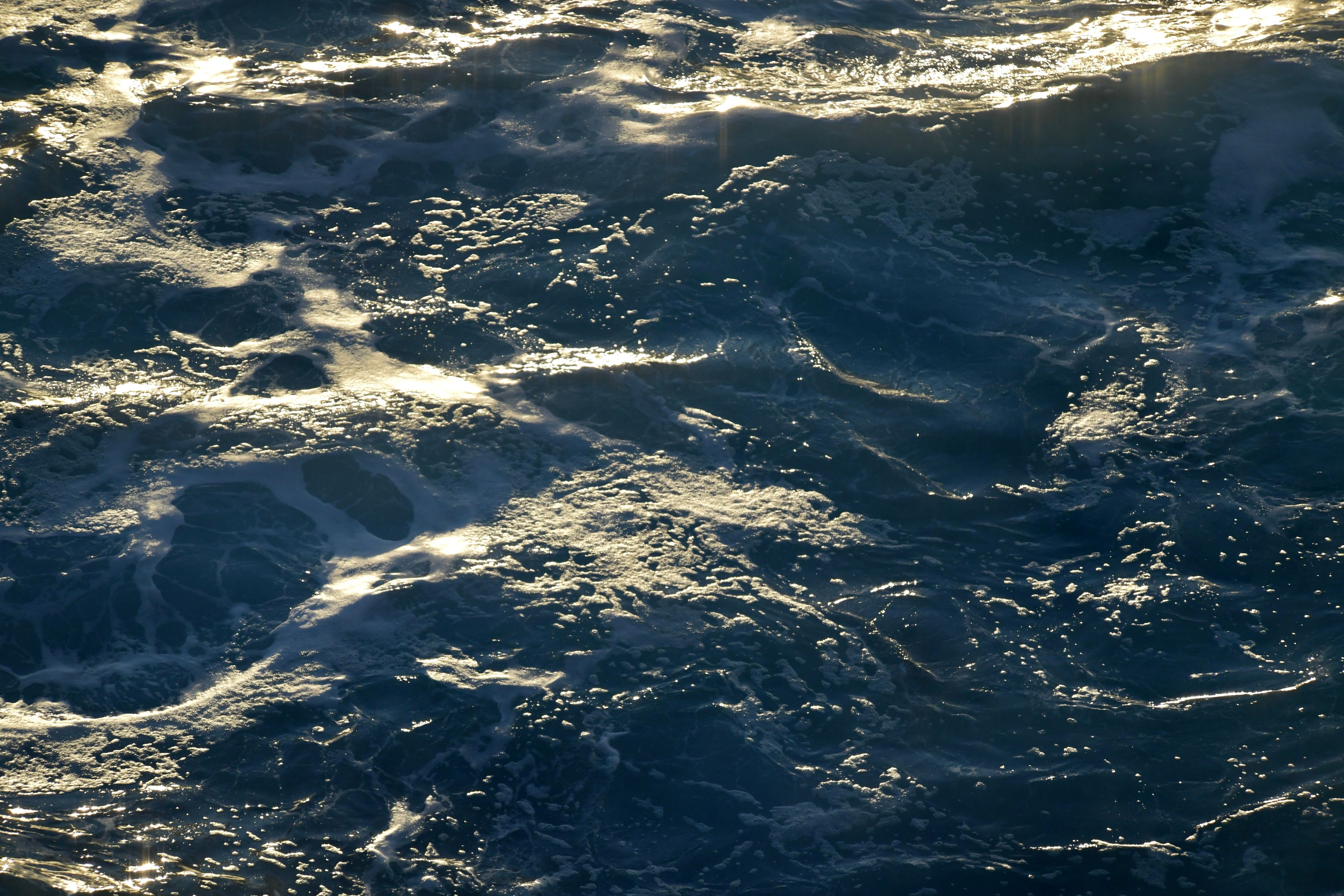 A close up of the ocean with waves · Free Stock Photo