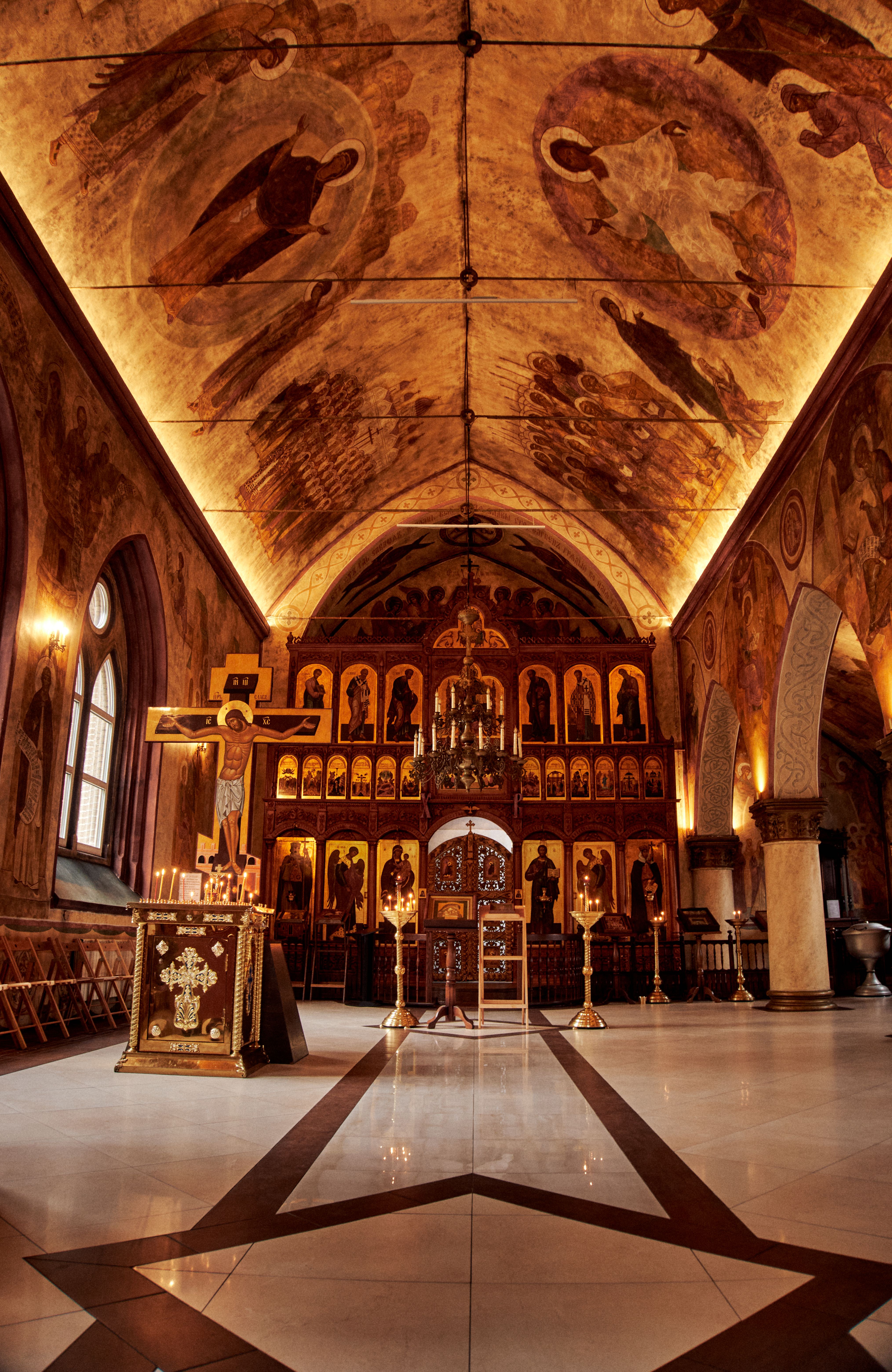 The interior of a church with a large altar · Free Stock Photo