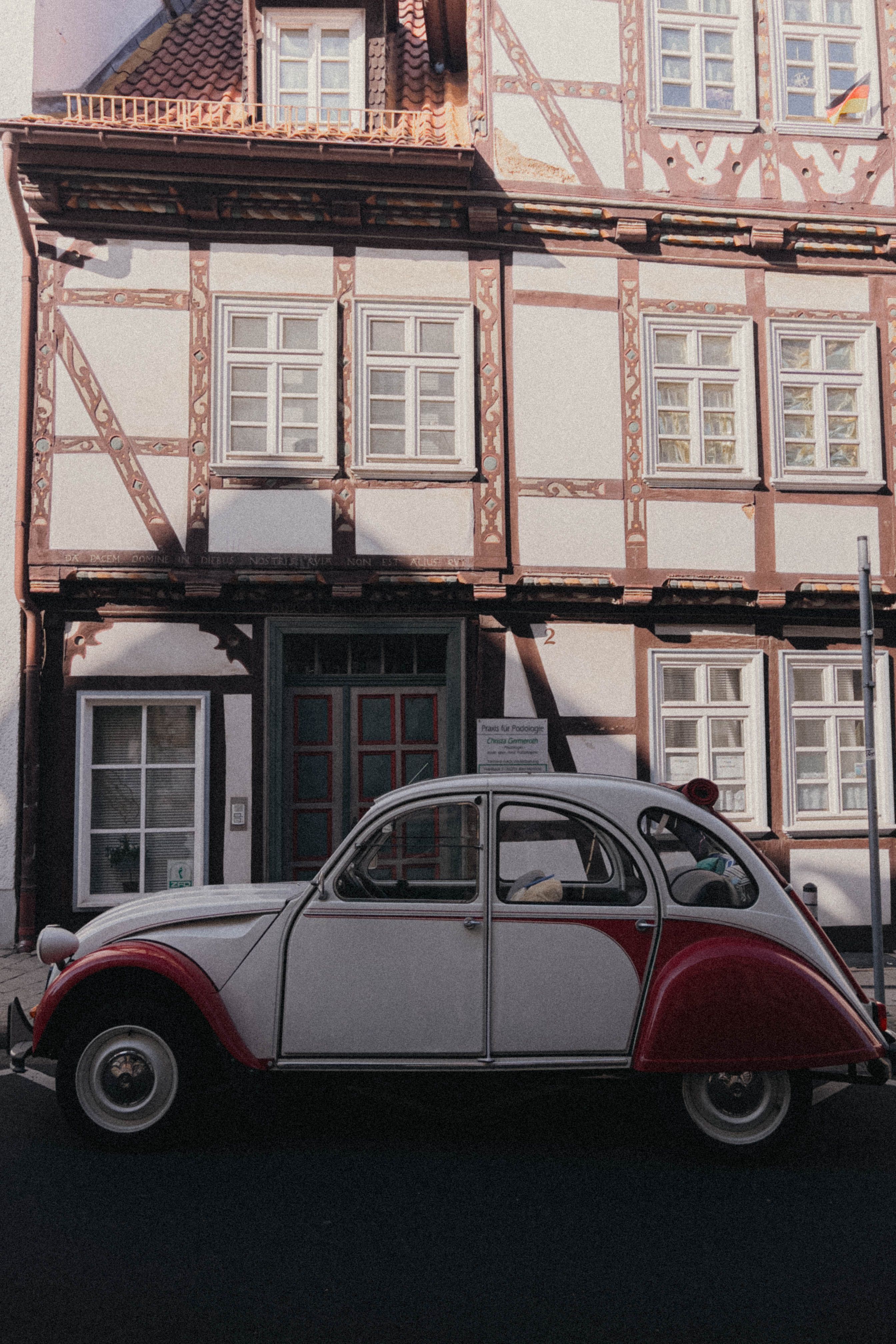 A car parked in front of a building · Free Stock Photo