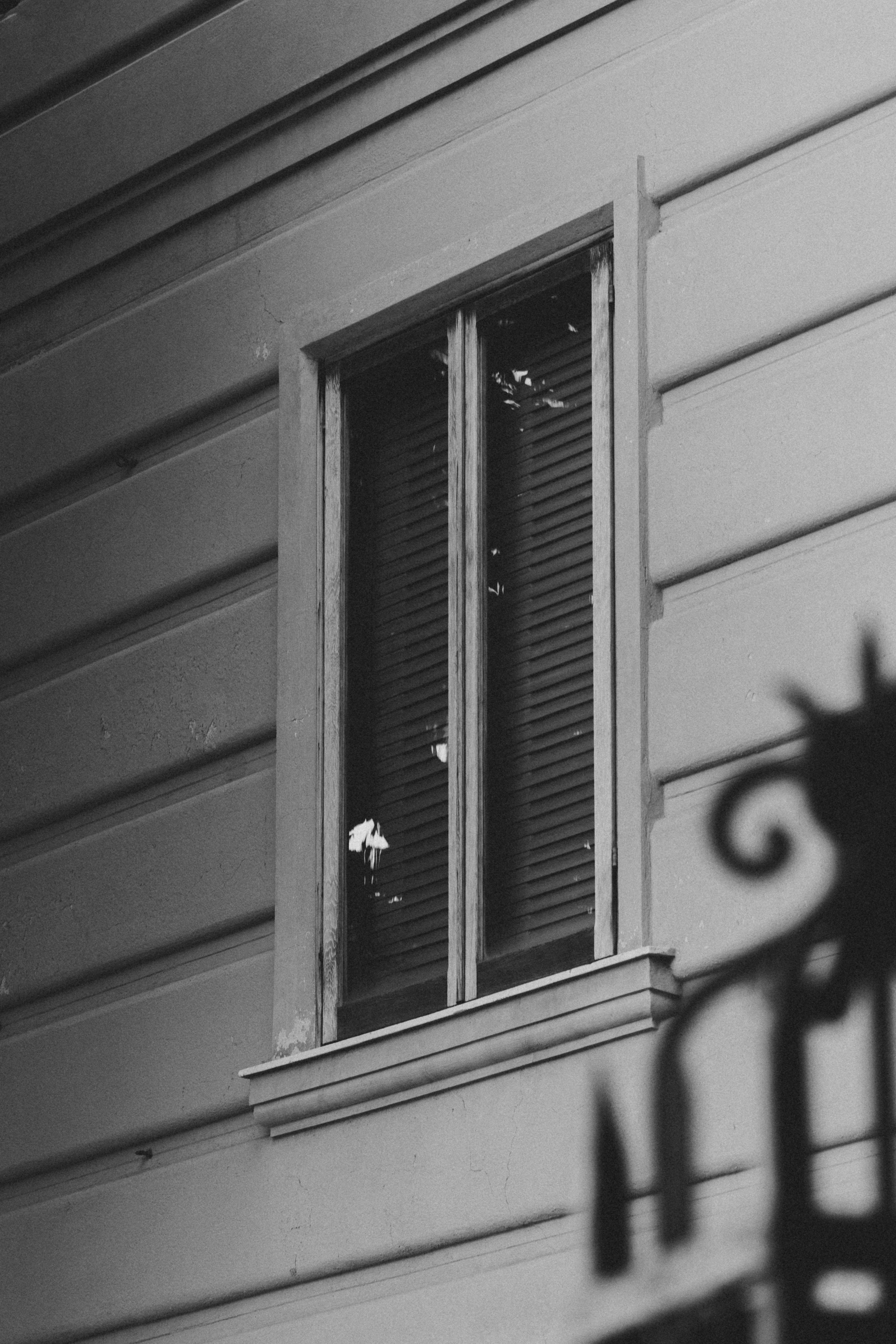 Simple room with rectangular window · Free Stock Photo