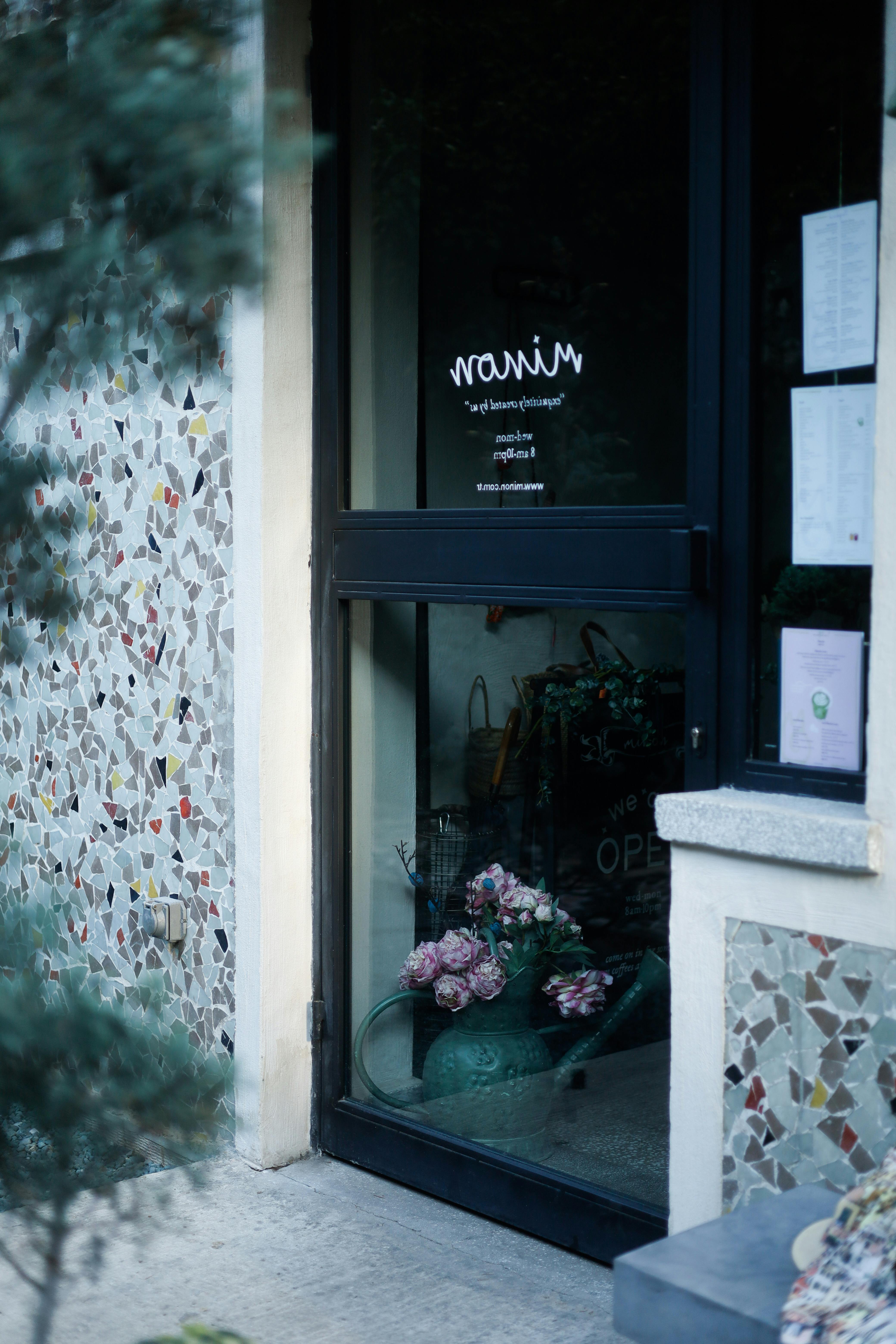 Window Decals Photos, Download The BEST Free Window Decals Stock Photos ...