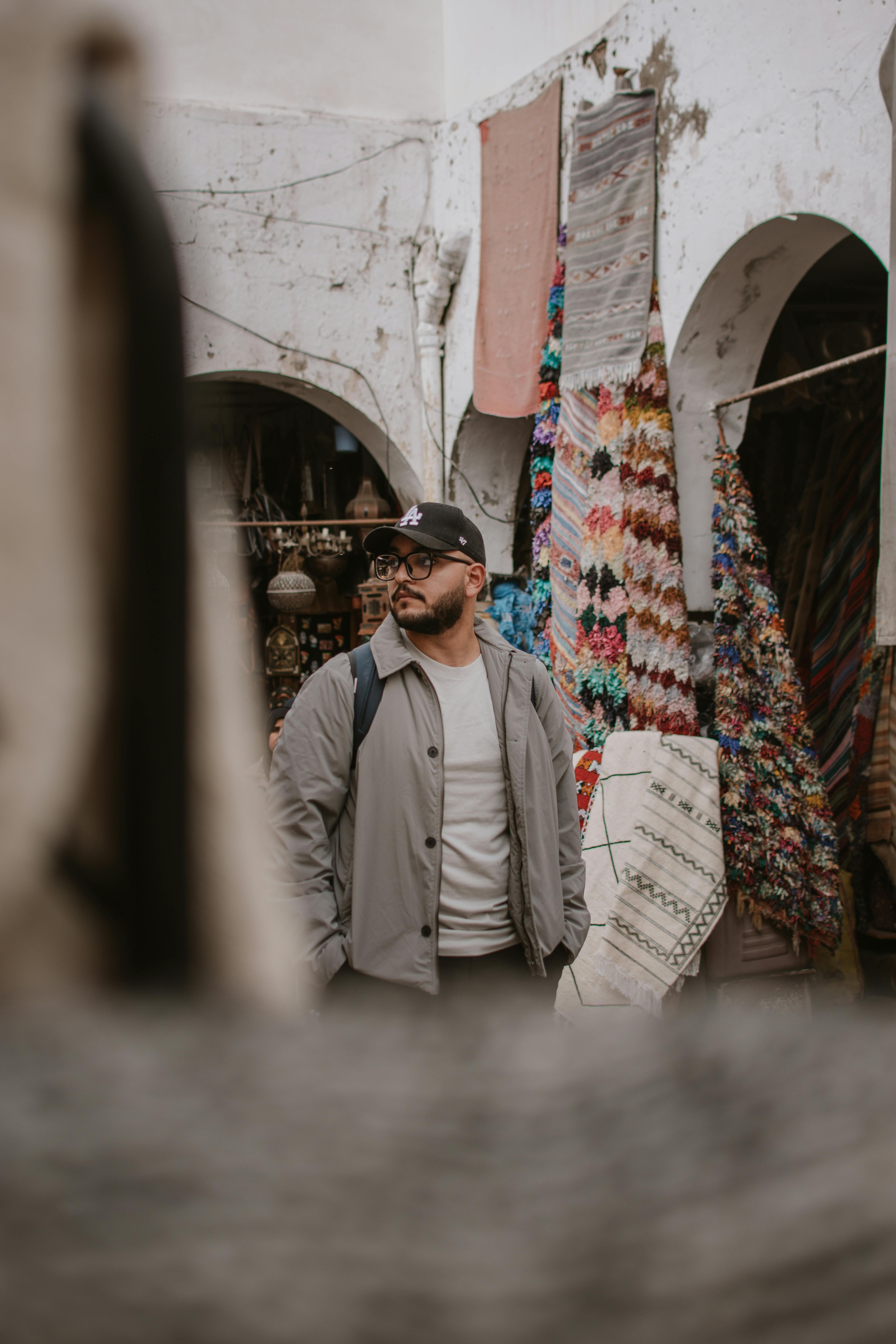 A man standing in front of a market stall · Free Stock Photo