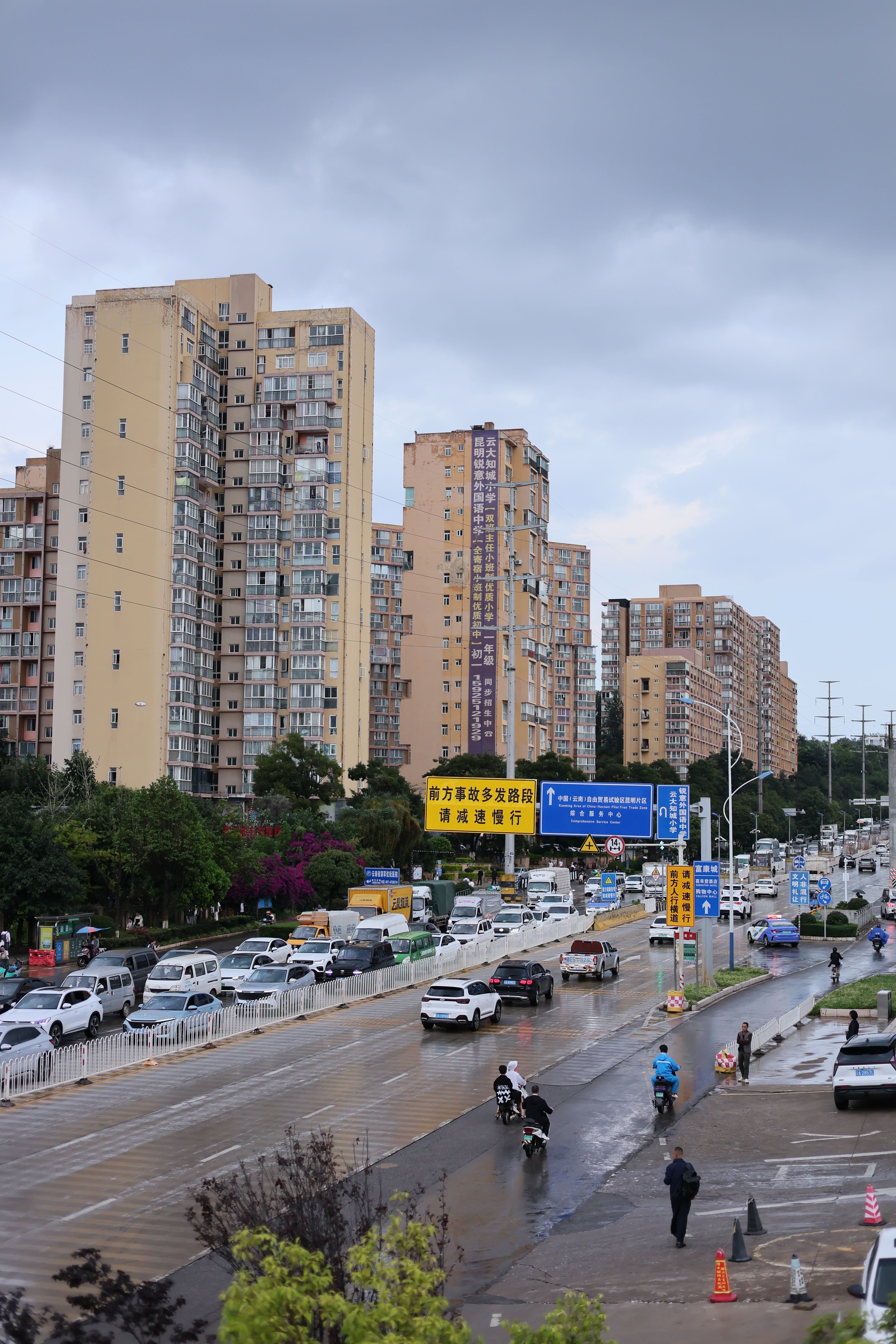 A city street with cars and people walking · Free Stock Photo